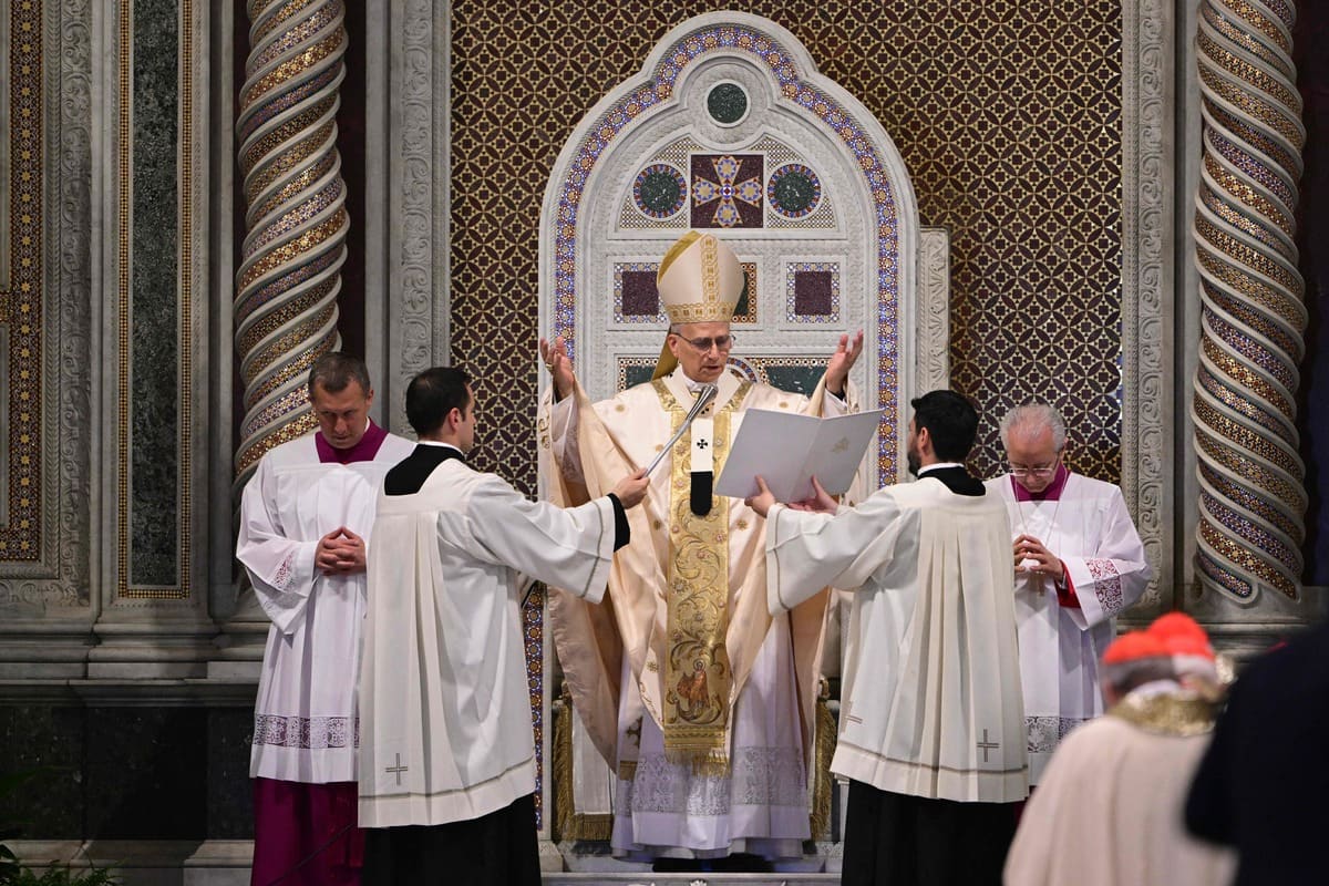 Le pape prend possession de sa chaire d’évêque de Rome dans la ...