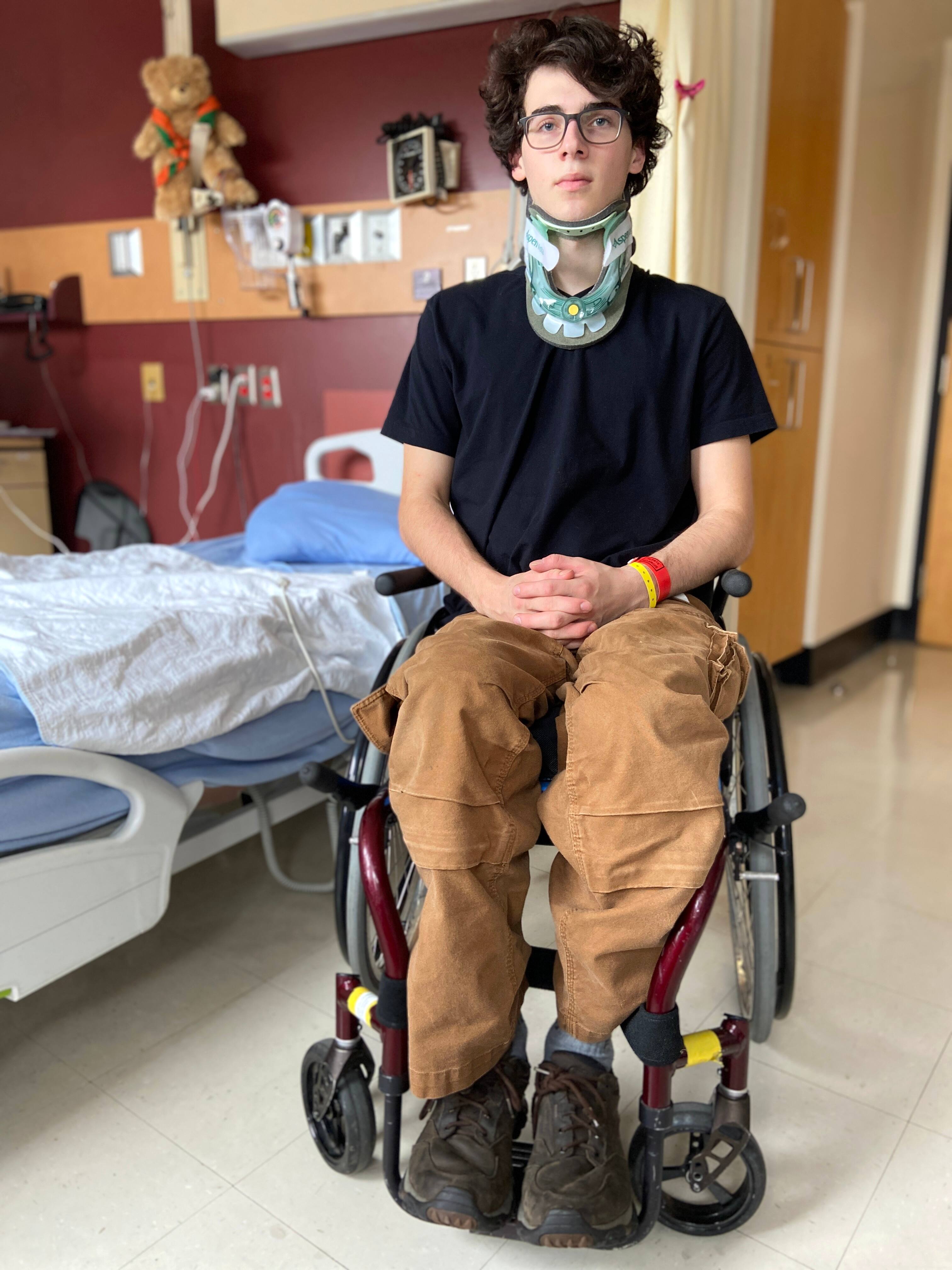 Paraplégique à 18 ans après avoir foncé dans une clôture mal éclairée ...