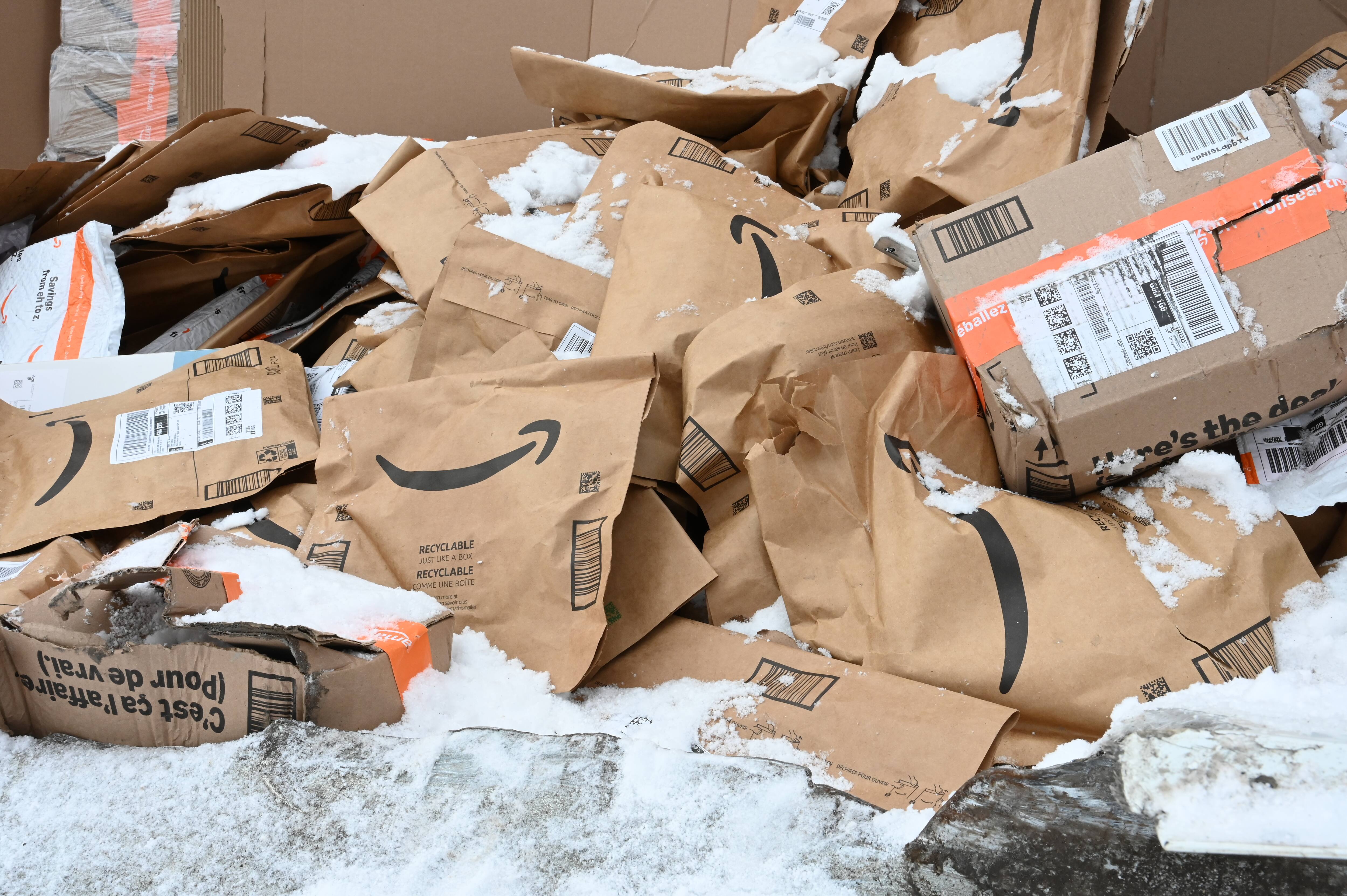Collision à Issoudun: un camion rempli de colis Amazon éventré | TVA ...