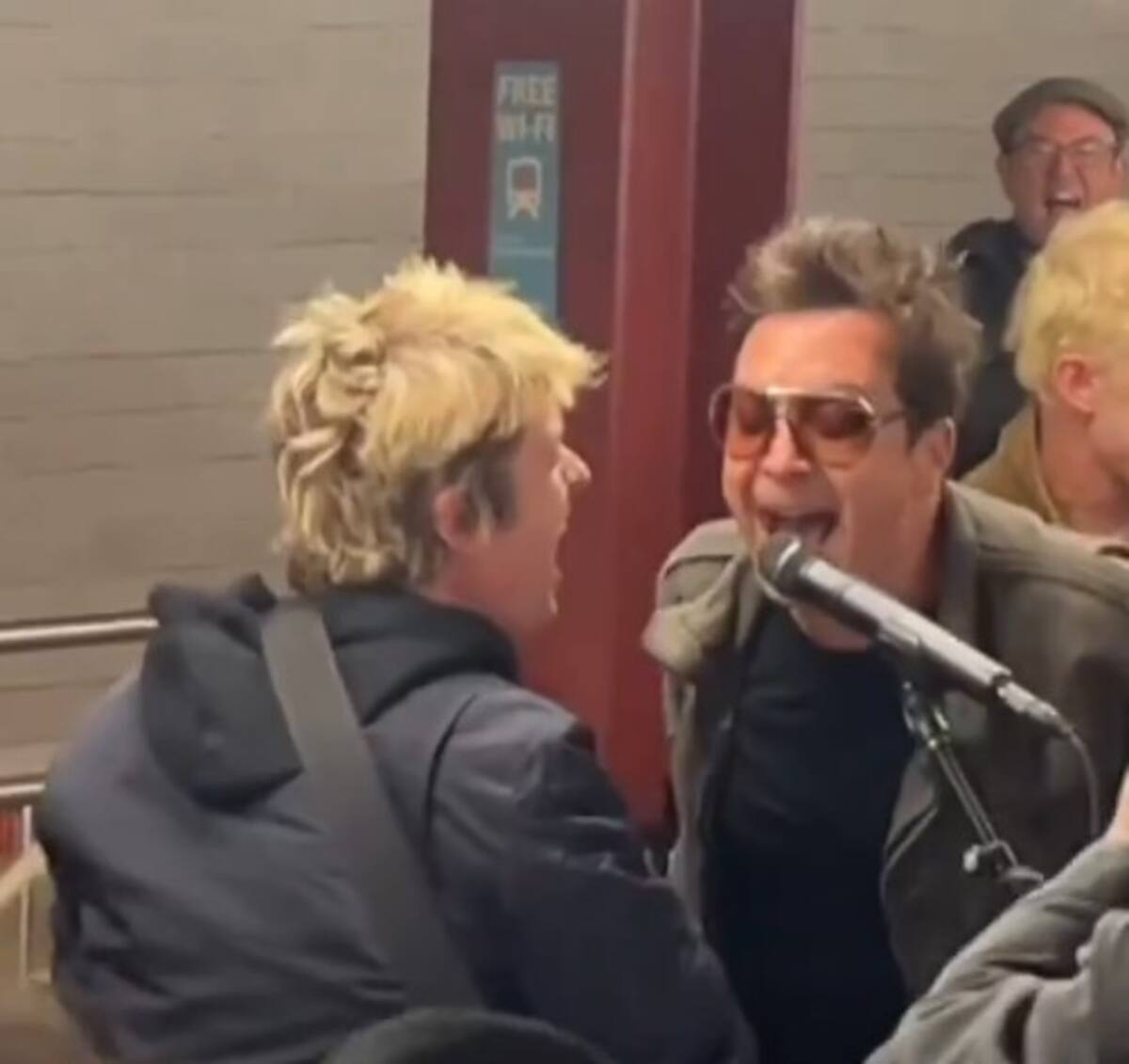 [VIDÉO] Green Day chante dans le métro de New York avec Jimmy Fallon | JDM