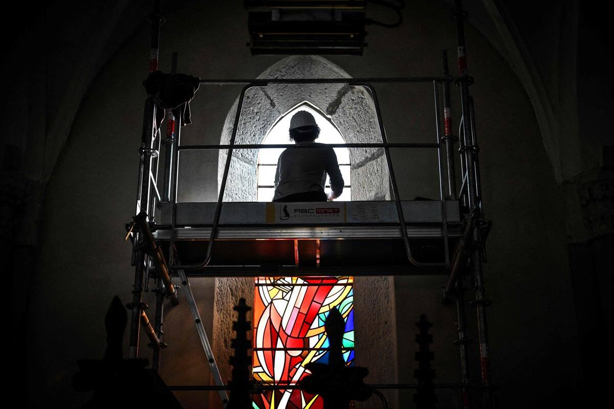 Des vitraux conçus par un prêtre accusé de pédocriminalité retirés d ...