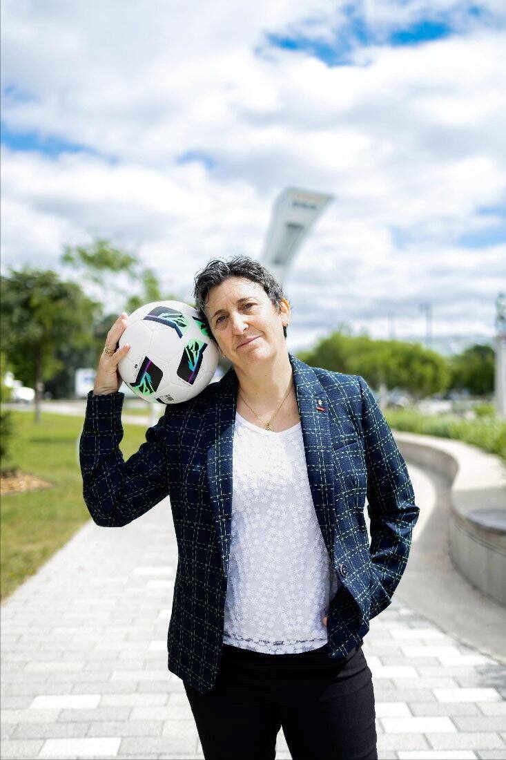 En mode séduction pour dénicher des joueuses et un entraîneur de soccer ...