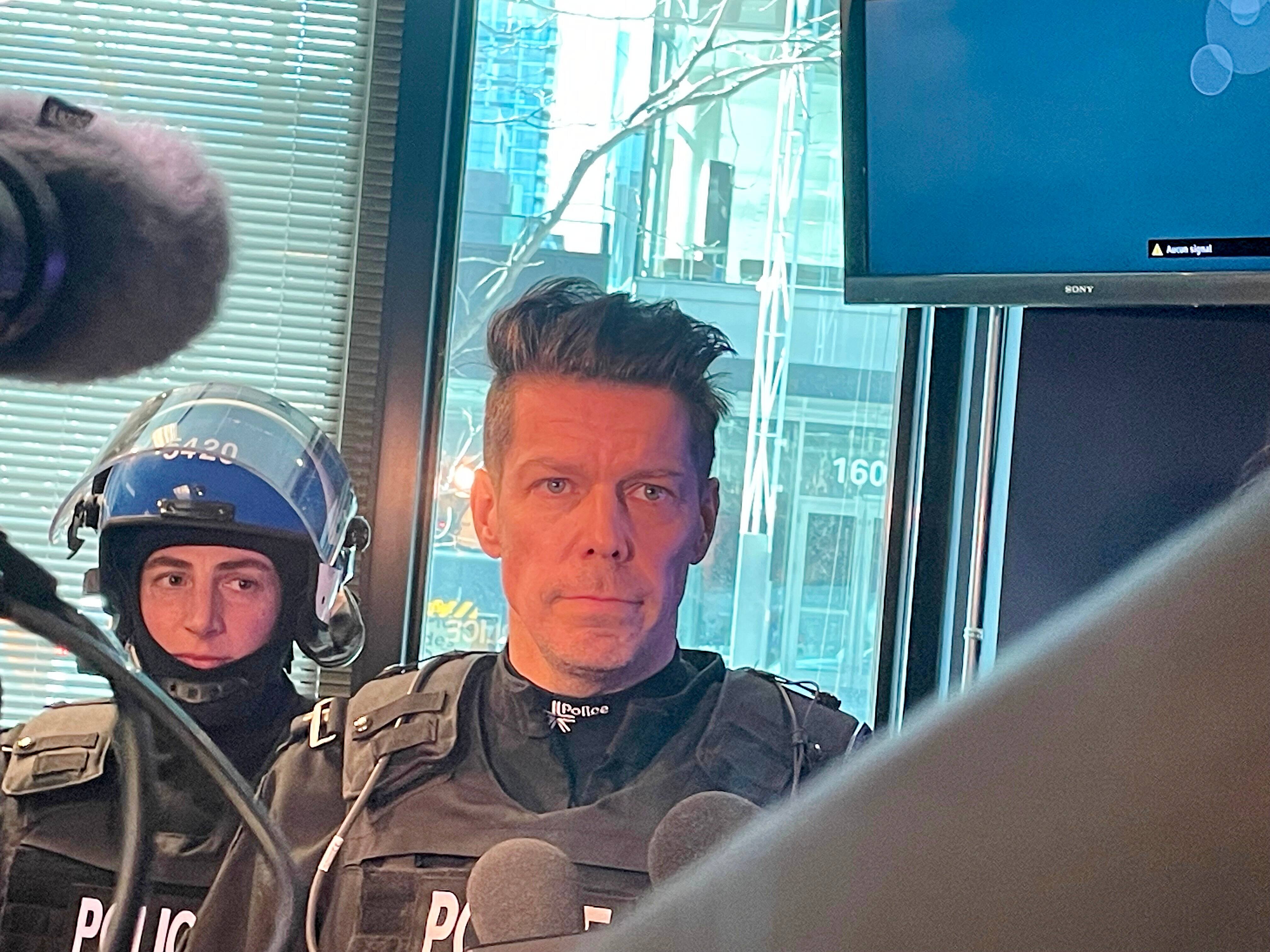 [EN IMAGES] Journée chargée dans les rues de Montréal: une manif sous haute tension vire en ...