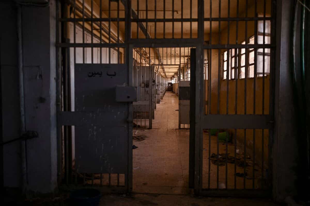 Ivre, il ouvre les cellules d’une prison: 13 détenus dans la nature en ...