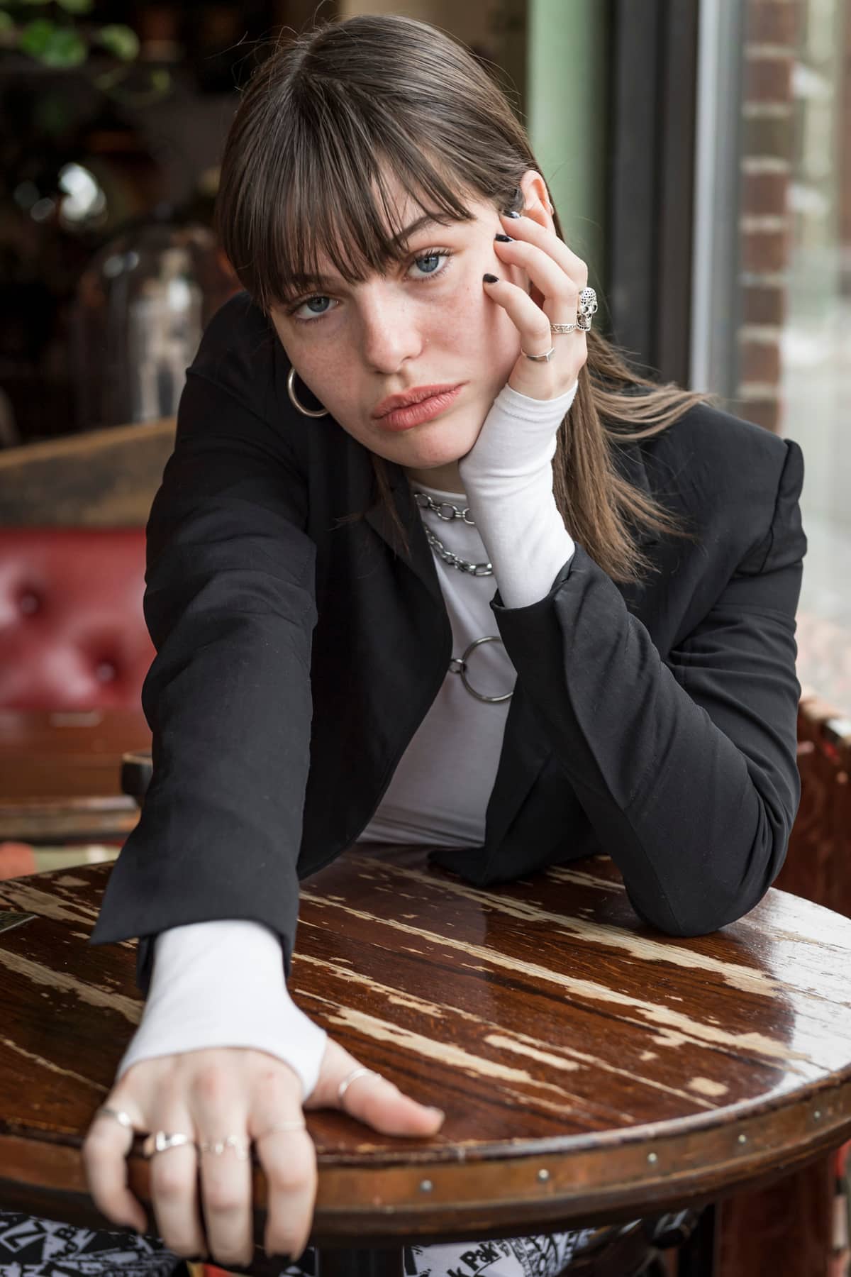 La jeune actrice Kelly Depeault se met à nu dans une séance photo ...