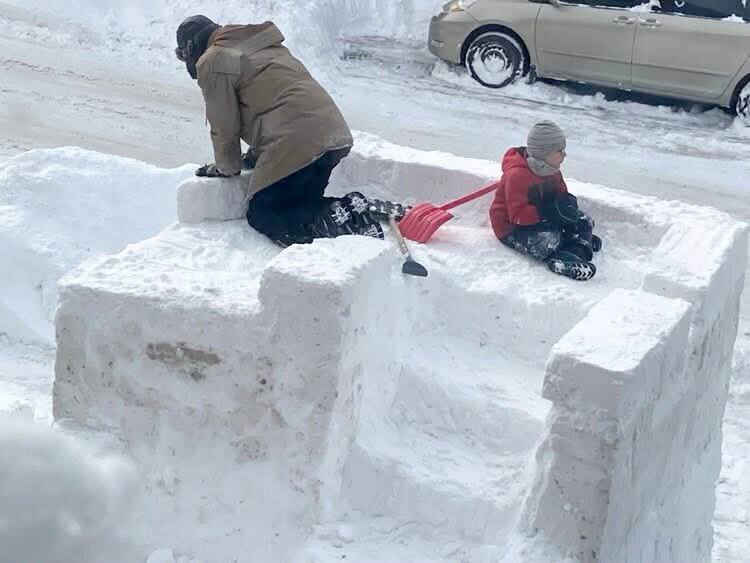Un père bâtit un fort de neige digne de «La guerre des tuques» devant ...