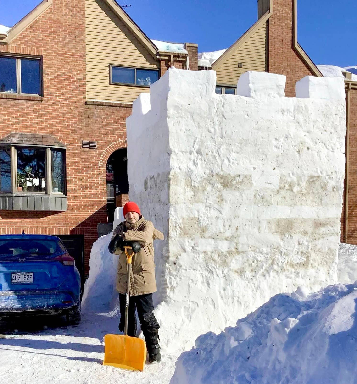 Un père bâtit un fort de neige digne de «La guerre des tuques» devant ...