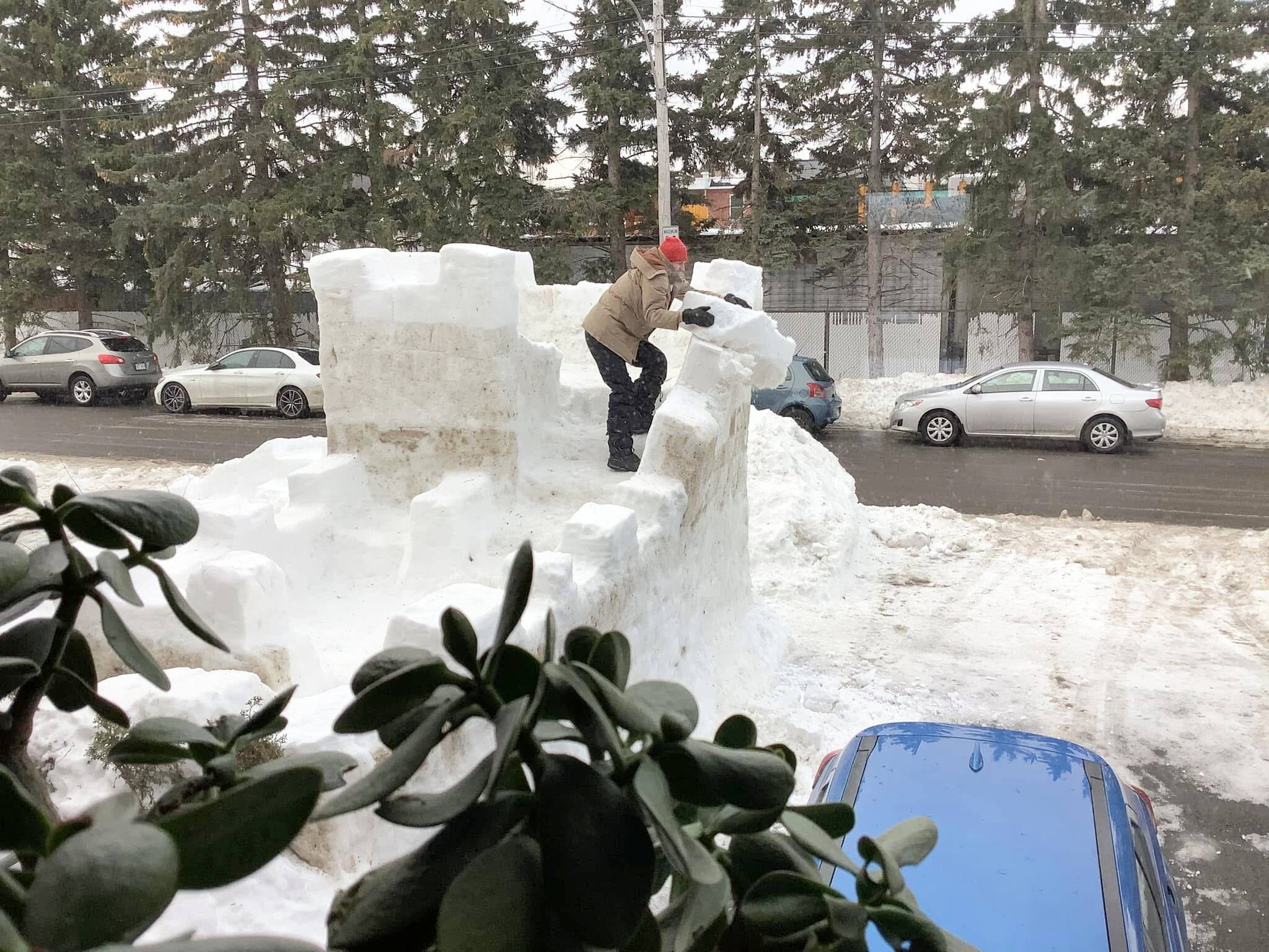 Ce père de famille a construit un fort de neige digne de «La guerre des ...