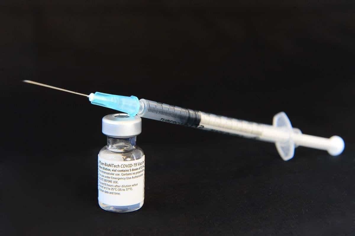 Extraire six doses d’un flacon de vaccins Pfizer? Le géant de la ...