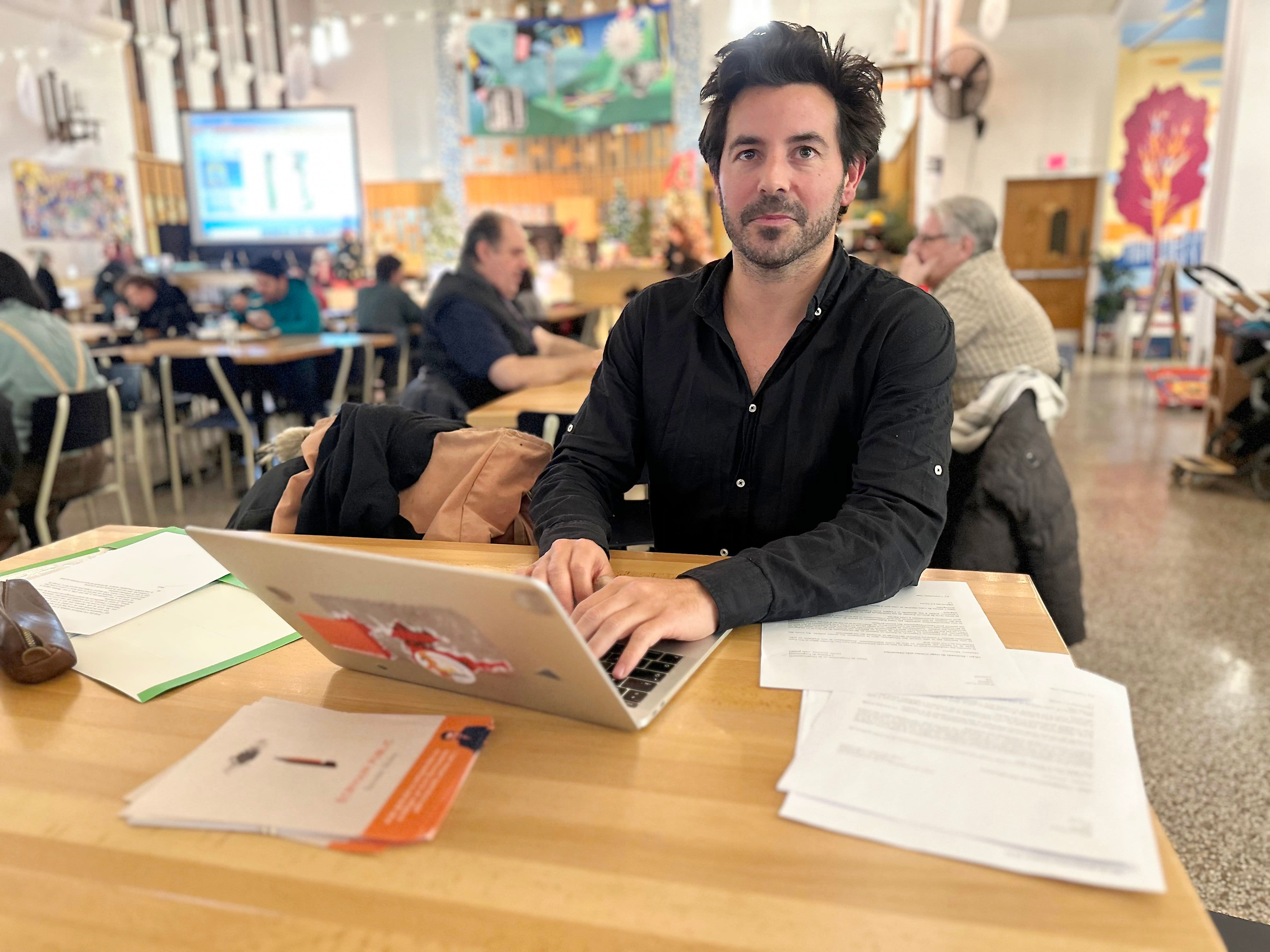 Ce professeur d’université se fait «écrivain public» à Hochelaga pour ...
