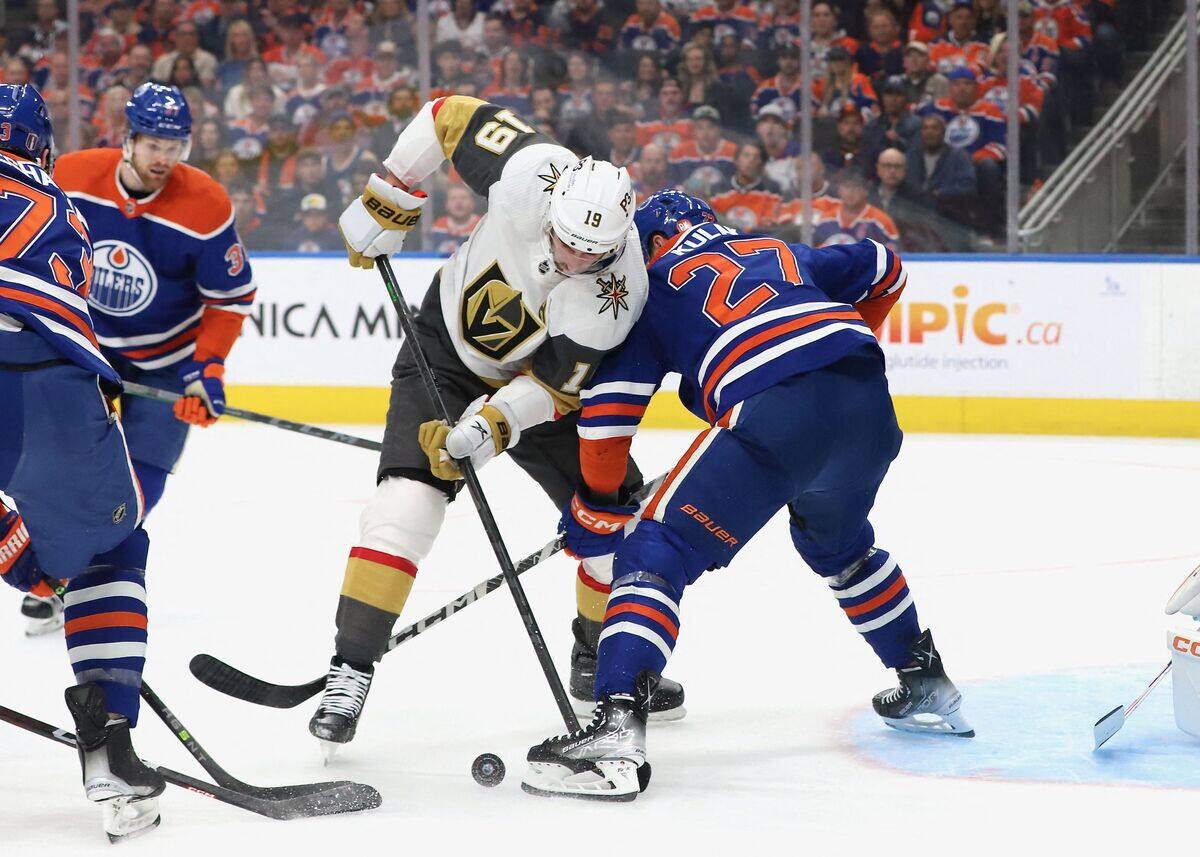 Un partisan des Oilers tente de verser une bière sur Reilly Smith et ...