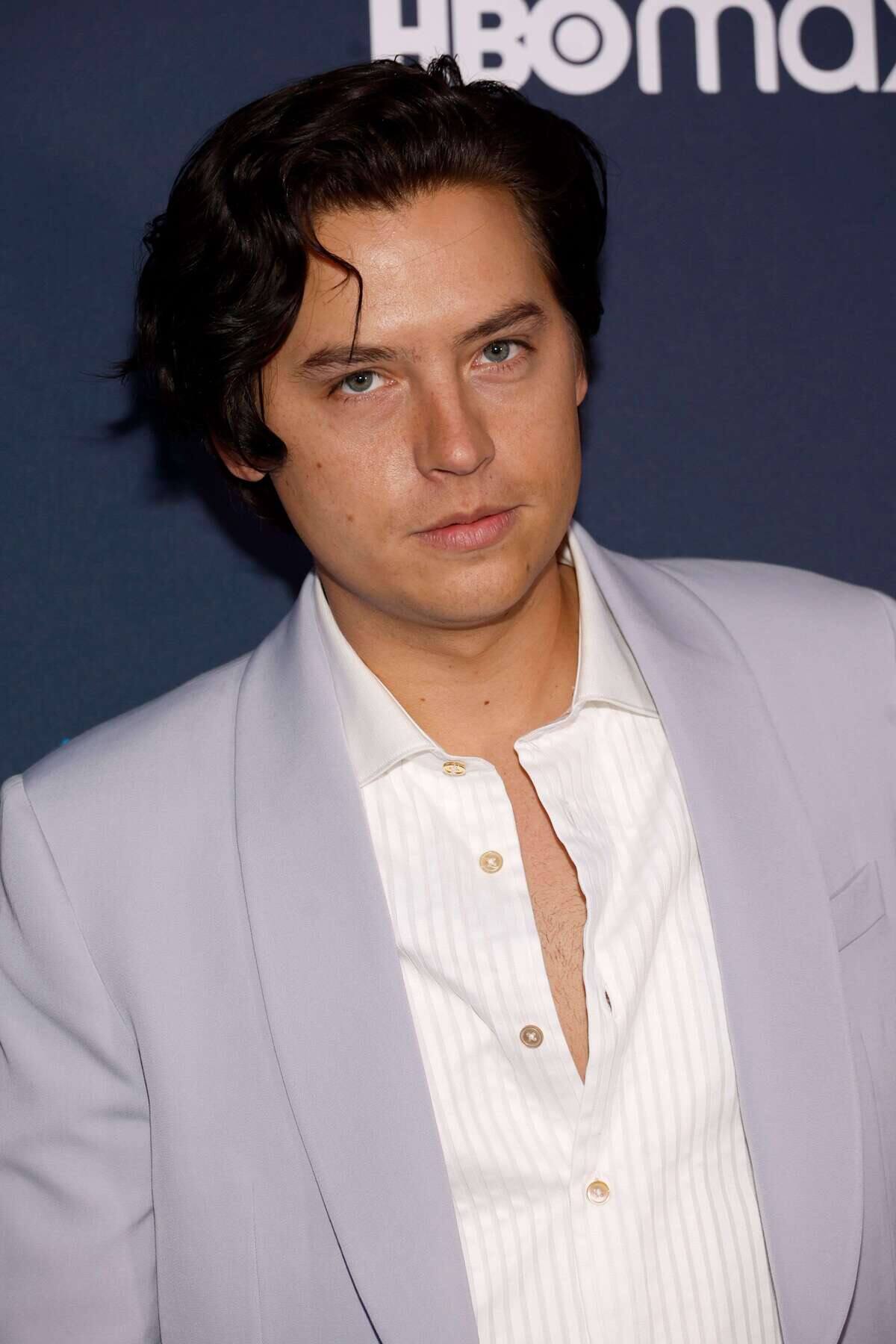 Premier tapis rouge pour Cole Sprouse et sa blonde québécoise | billie
