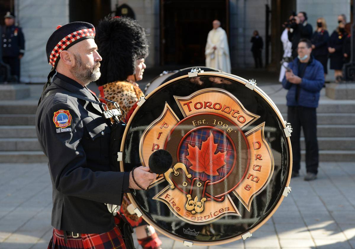[PHOTOS] Pompier mort en devoir: dernier hommage grandiose à un grand ...