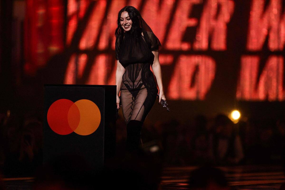 La chanteuse britannique Charli XCX rafle cinq prix aux Brit Awards | JDM