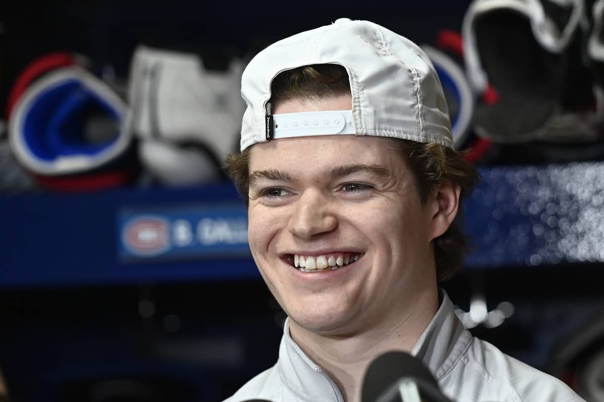 Cole Caufield met la main sur le trophée Lady-Byng | QUB | QUB info