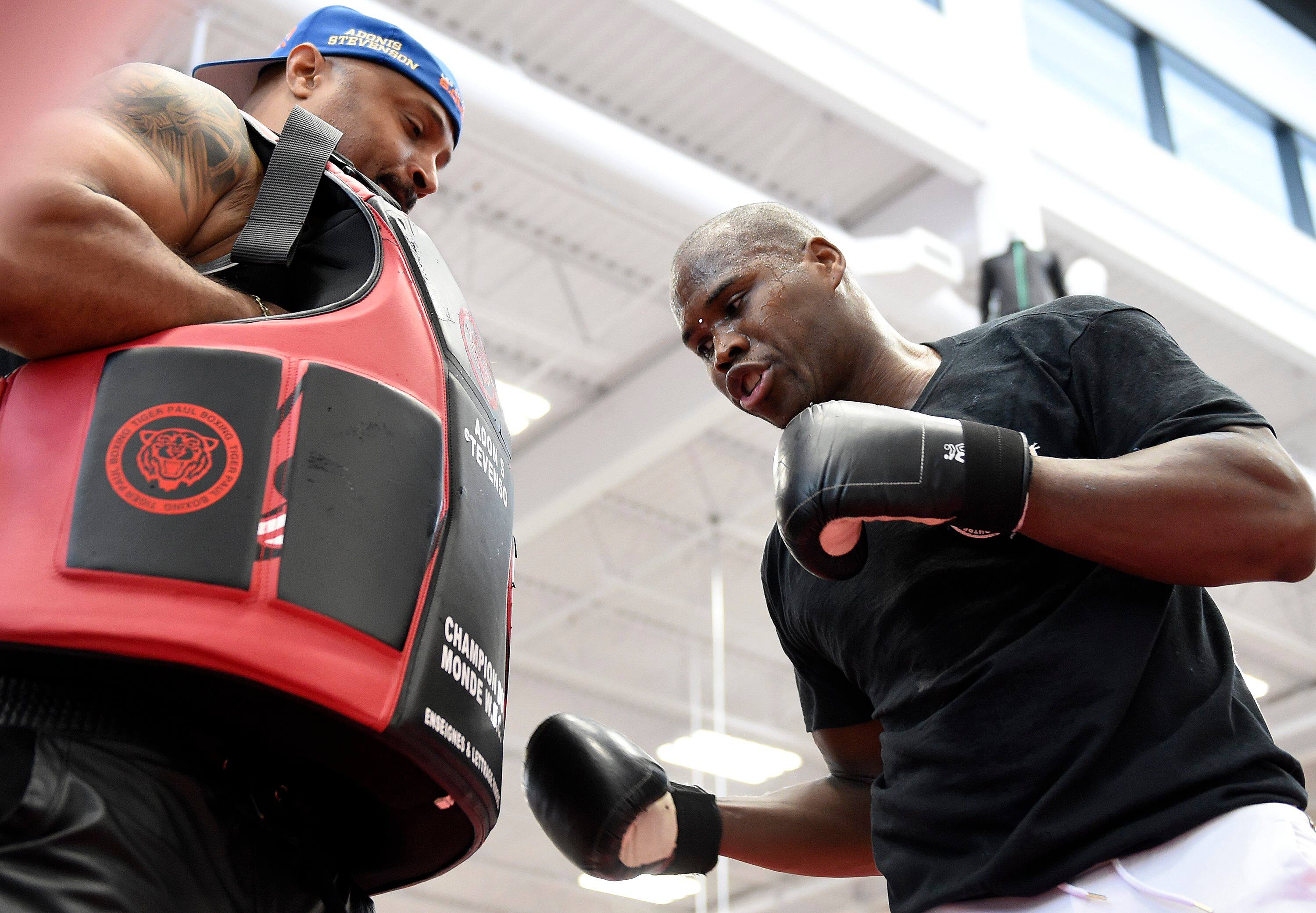 Adonis Stevenson recommence à taper dans un sac | JDM