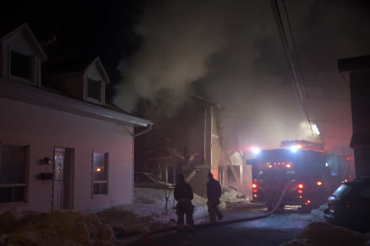 Trois blessés graves dans un incendie à Lévis | JDQ