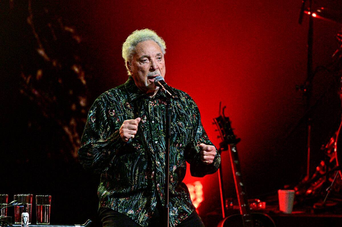 Applaudissements et cris: Sir Tom Jones accueilli en roi au Théâtre St ...