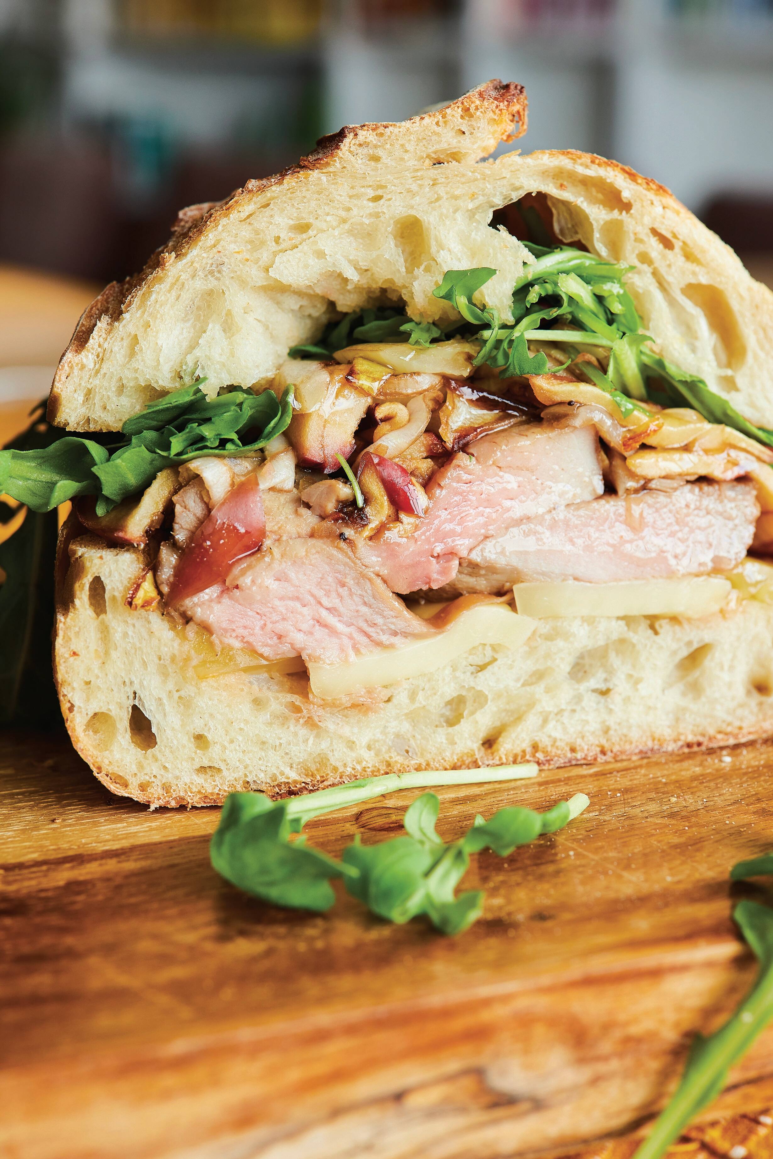 Sandwich d’automne au porc, au fromage Oka et aux pommes caramélisées | JDM