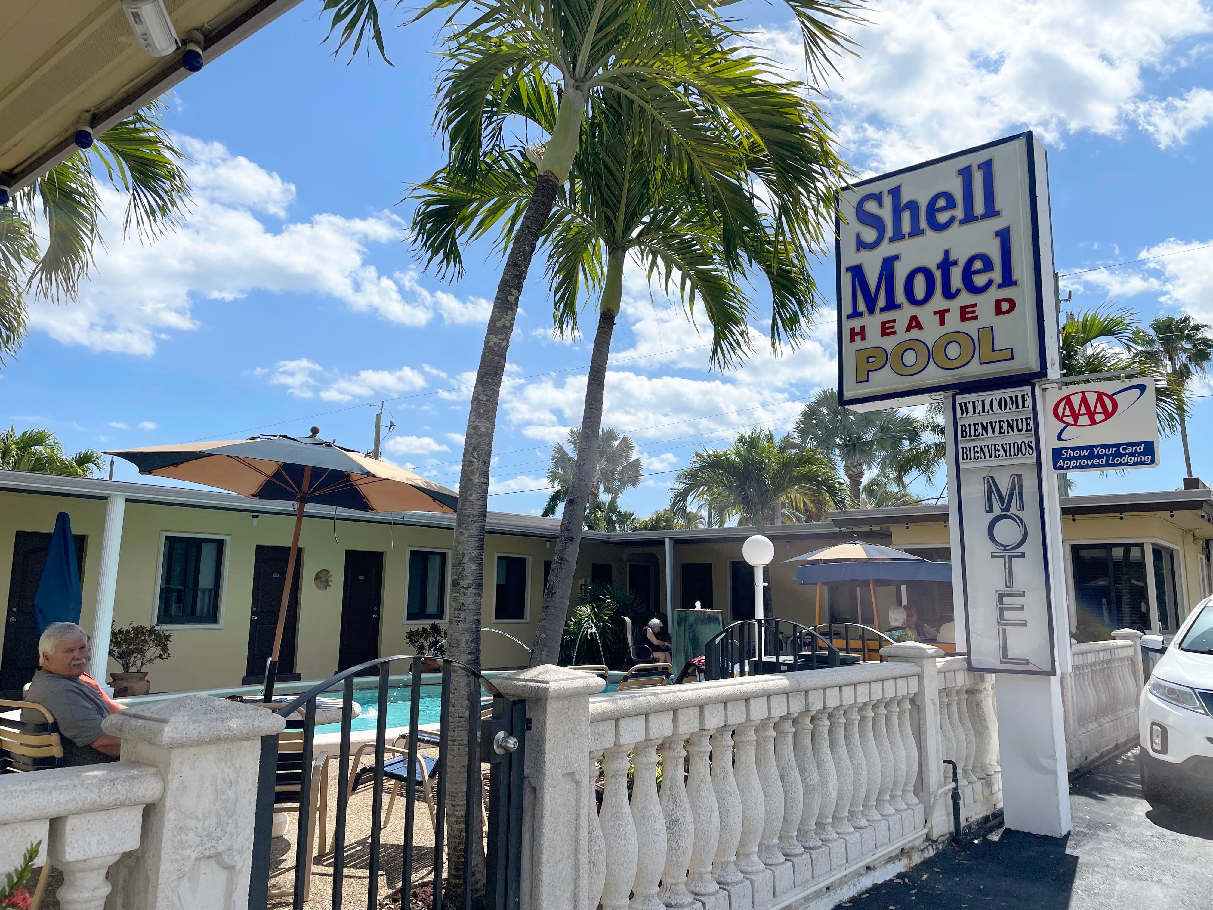 Voici les deux Québécois qui tiennent le populaire Shell Motel à ...