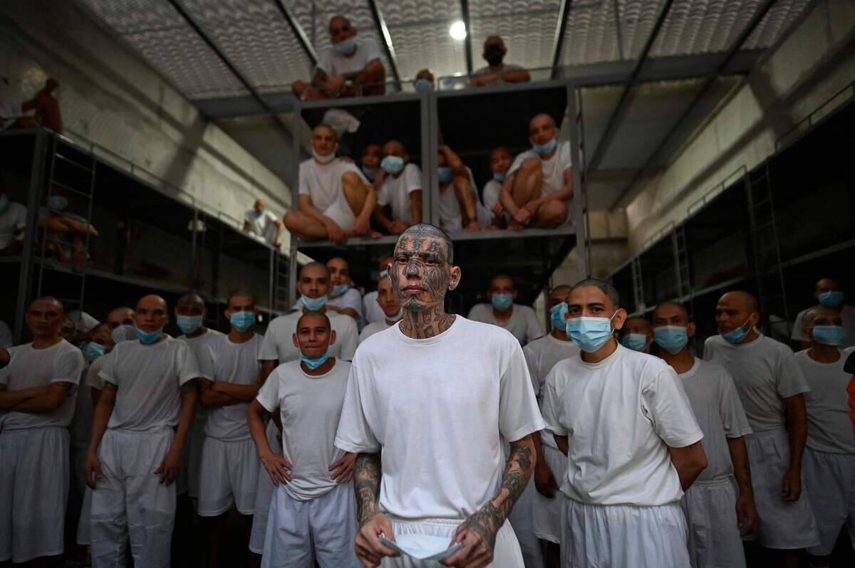 Salvador: une méga-prison accueille 12 000 criminels présumés, six mois ...
