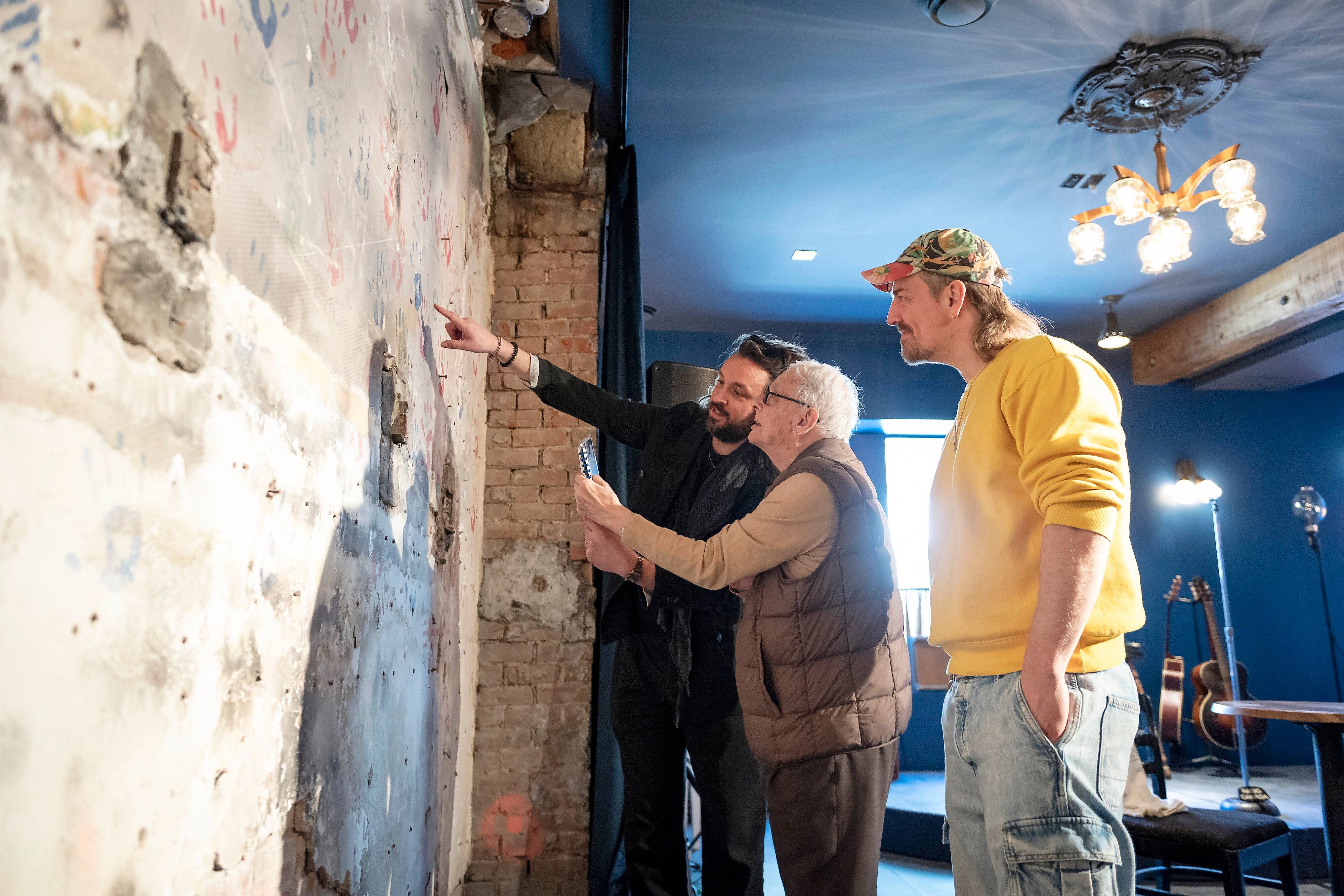 Chez Bozo: redécouverte d'une murale historique signée par les légendes ...