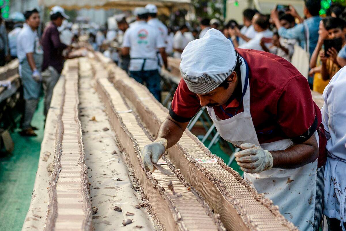 Le plus long gâteau du monde fait 6,5 km | JDM