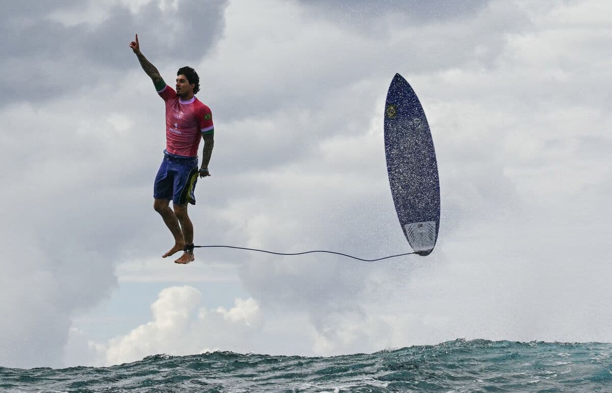 [À VOIR] Une photo hallucinante d’un surfeur brésilien aux Jeux ...