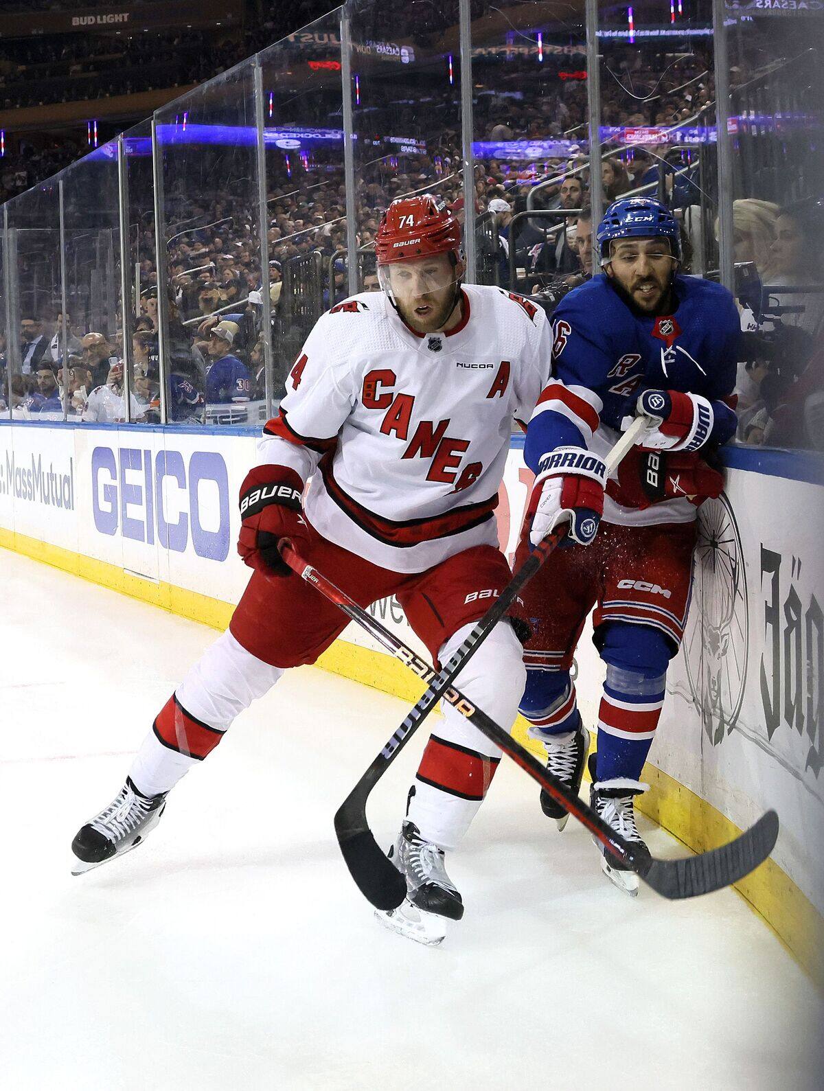Jaccob Slavin remporte le Lady Byng | Le Journal de Québec