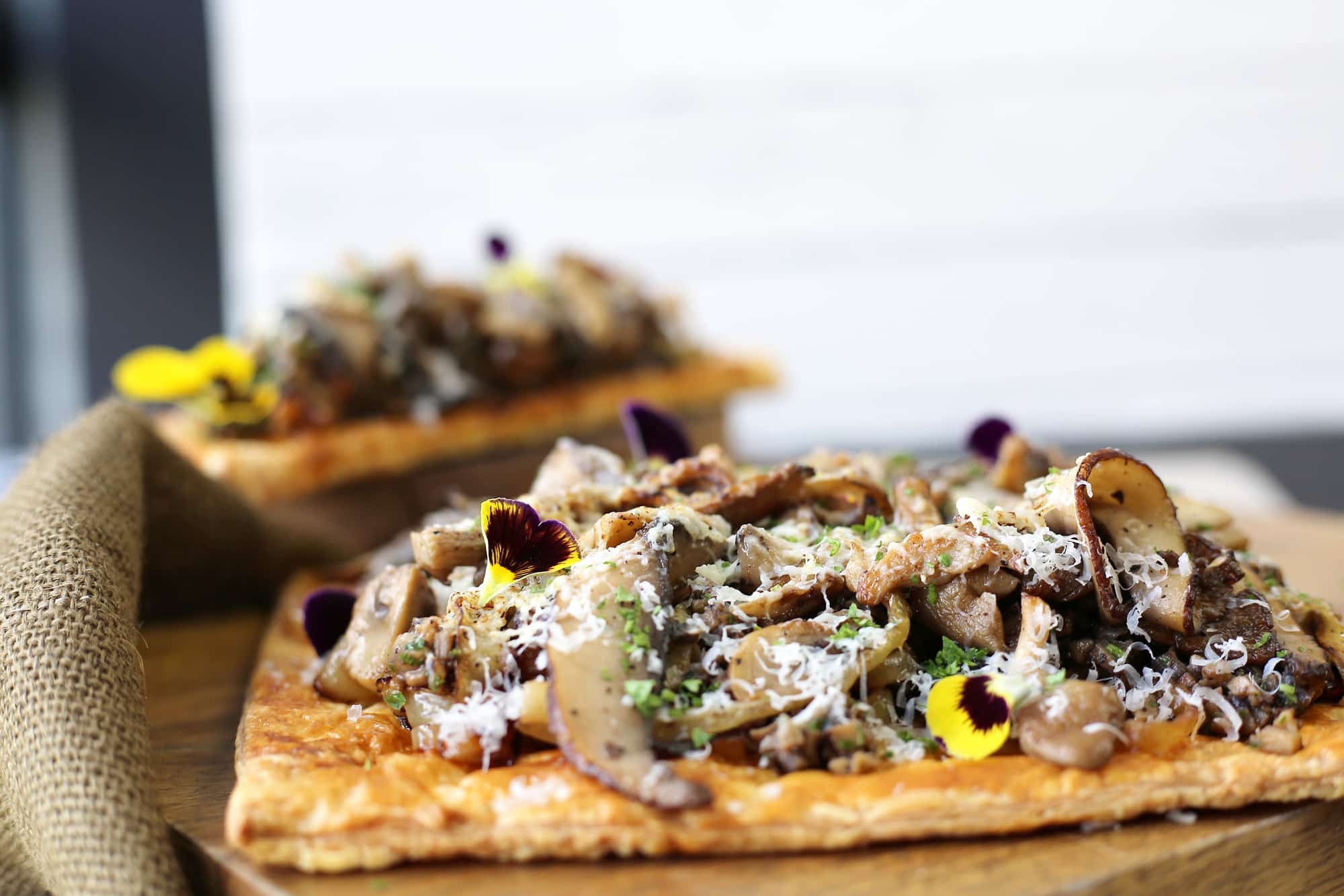 Tarte fine aux champignons, parmesan et oignons caramélisés | JDM