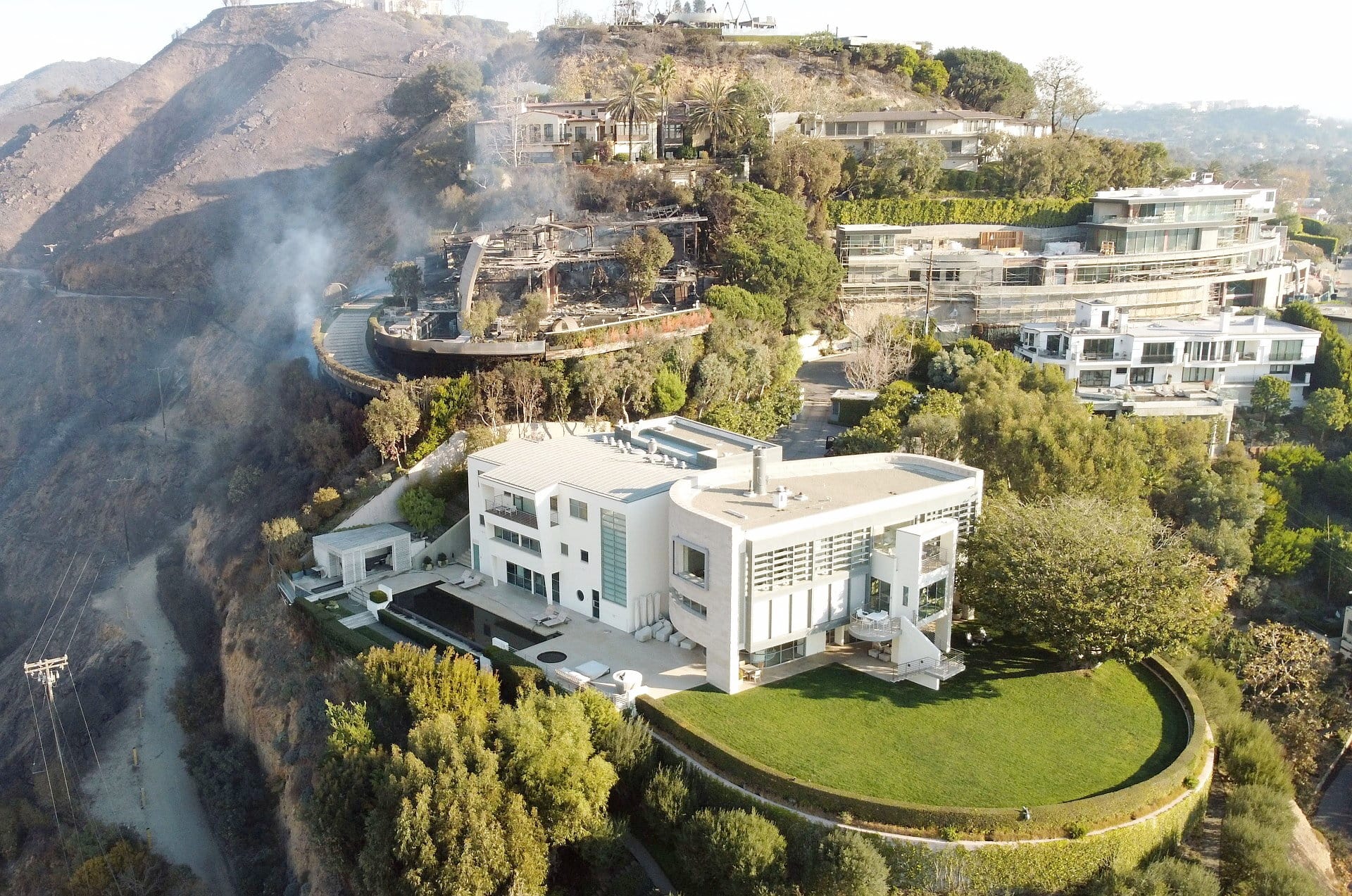 Un petit miracle: la maison de Tom Hanks a été épargnée par les flammes ...