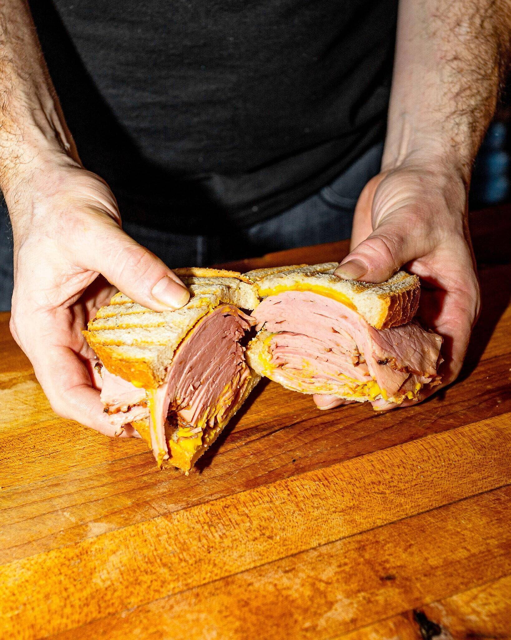 Où manger les meilleurs sandwichs au smoked meat du Québec | JDM