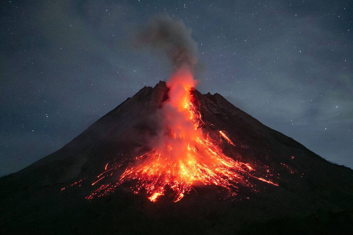 Nouvelle éruption spectaculaire du volcan Merapi en Indonésie | TVA ...