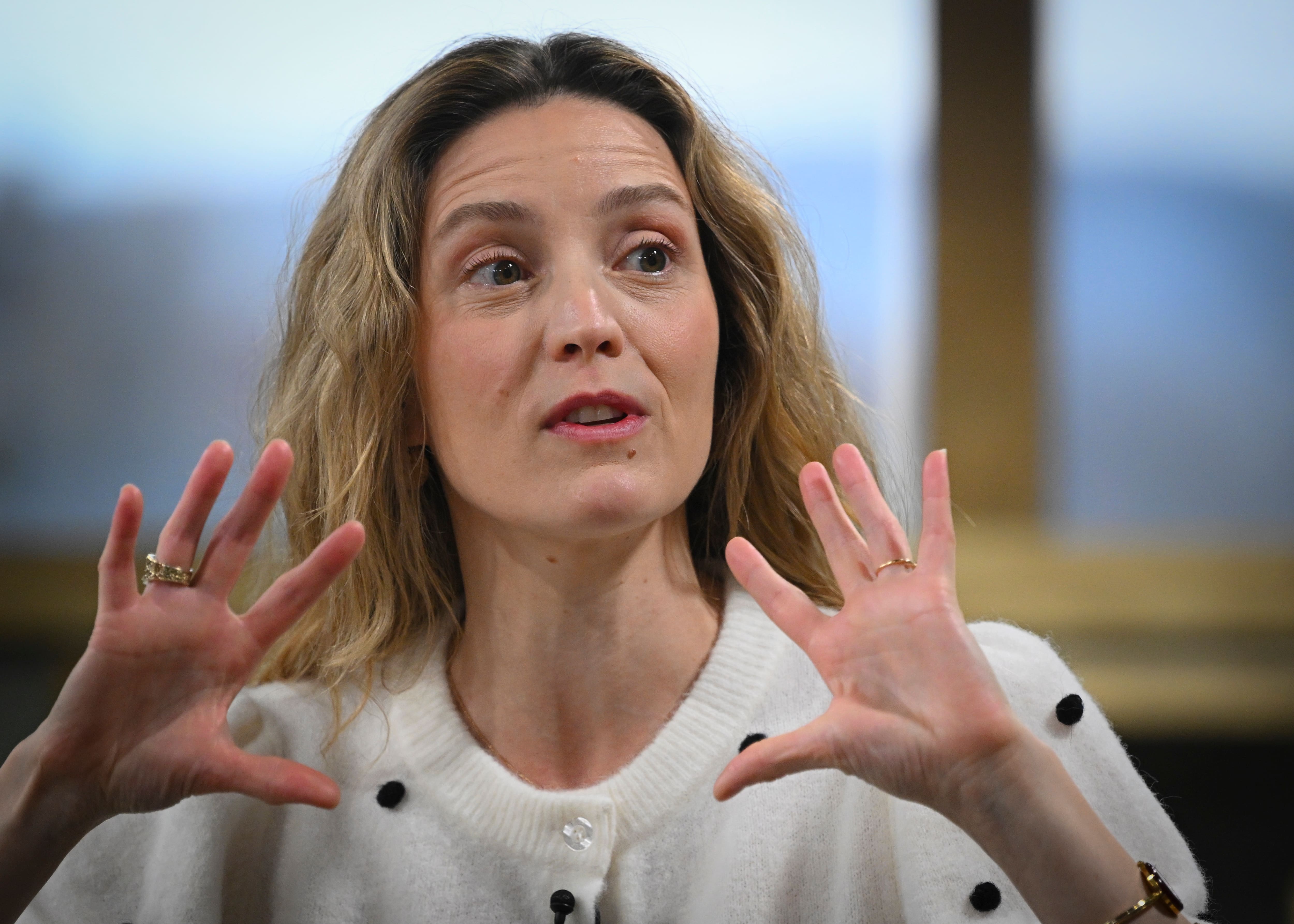 «Évidemment tout va basculer»: Evelyne Brochu campe une femme ...