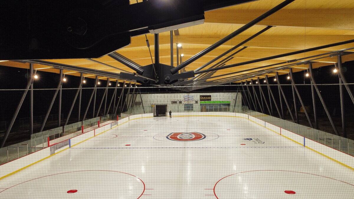 Ouverture de la patinoire du parc Victoria: tout sourire, des dizaines ...