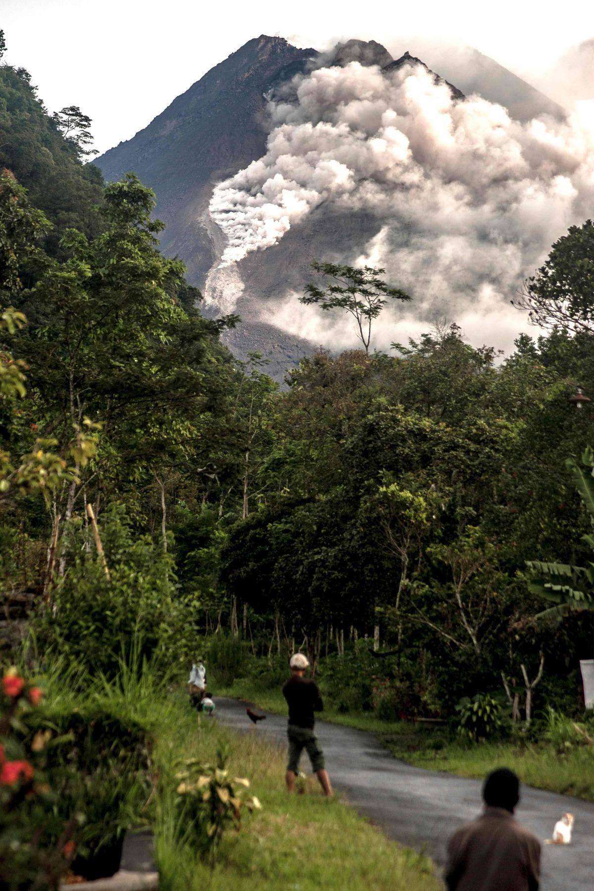 Indonésie: le volcan Merapi entre en éruption | TVA Nouvelles
