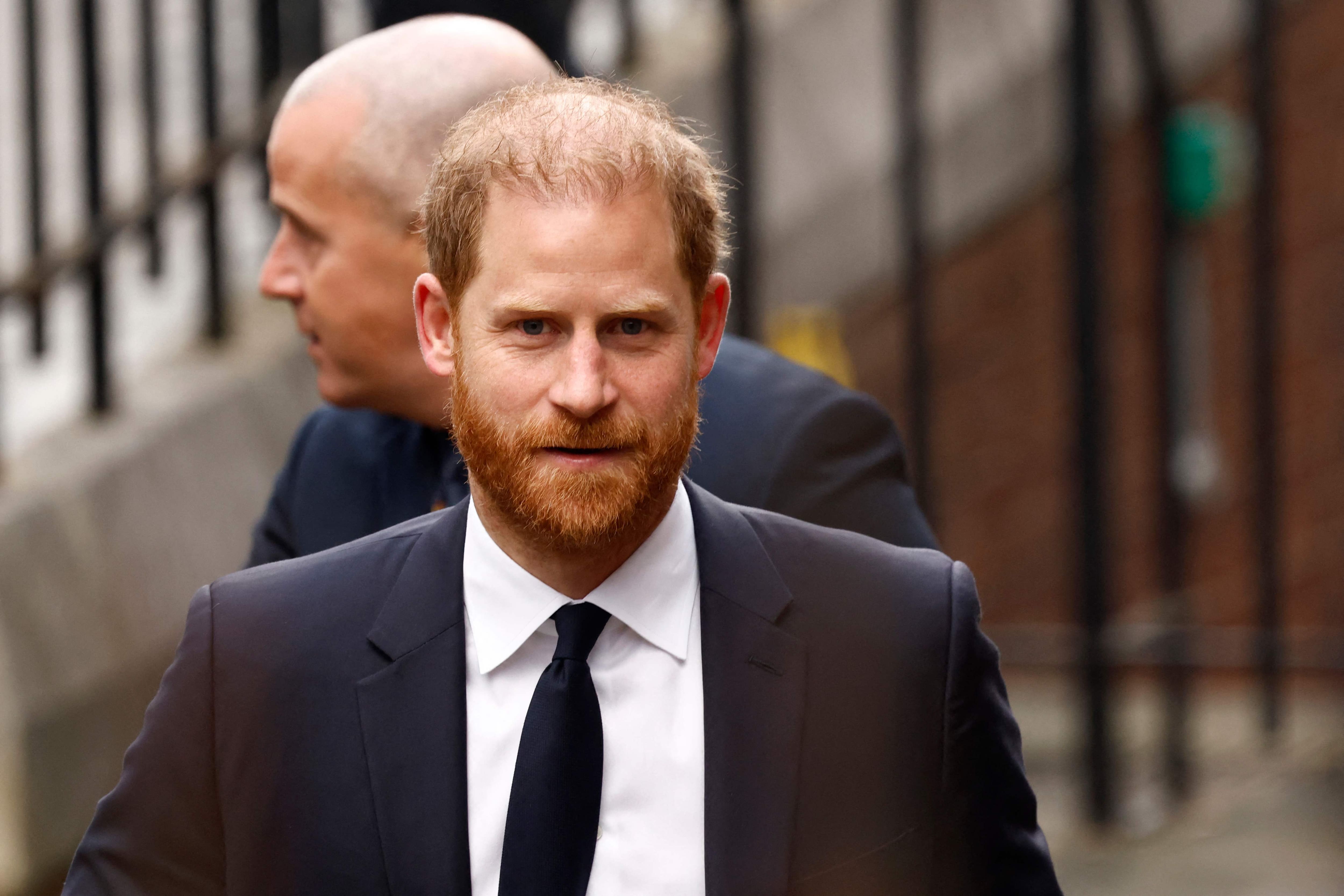 Les tabloïds poursuivis par le prince Harry assurent avoir eu recours à ...