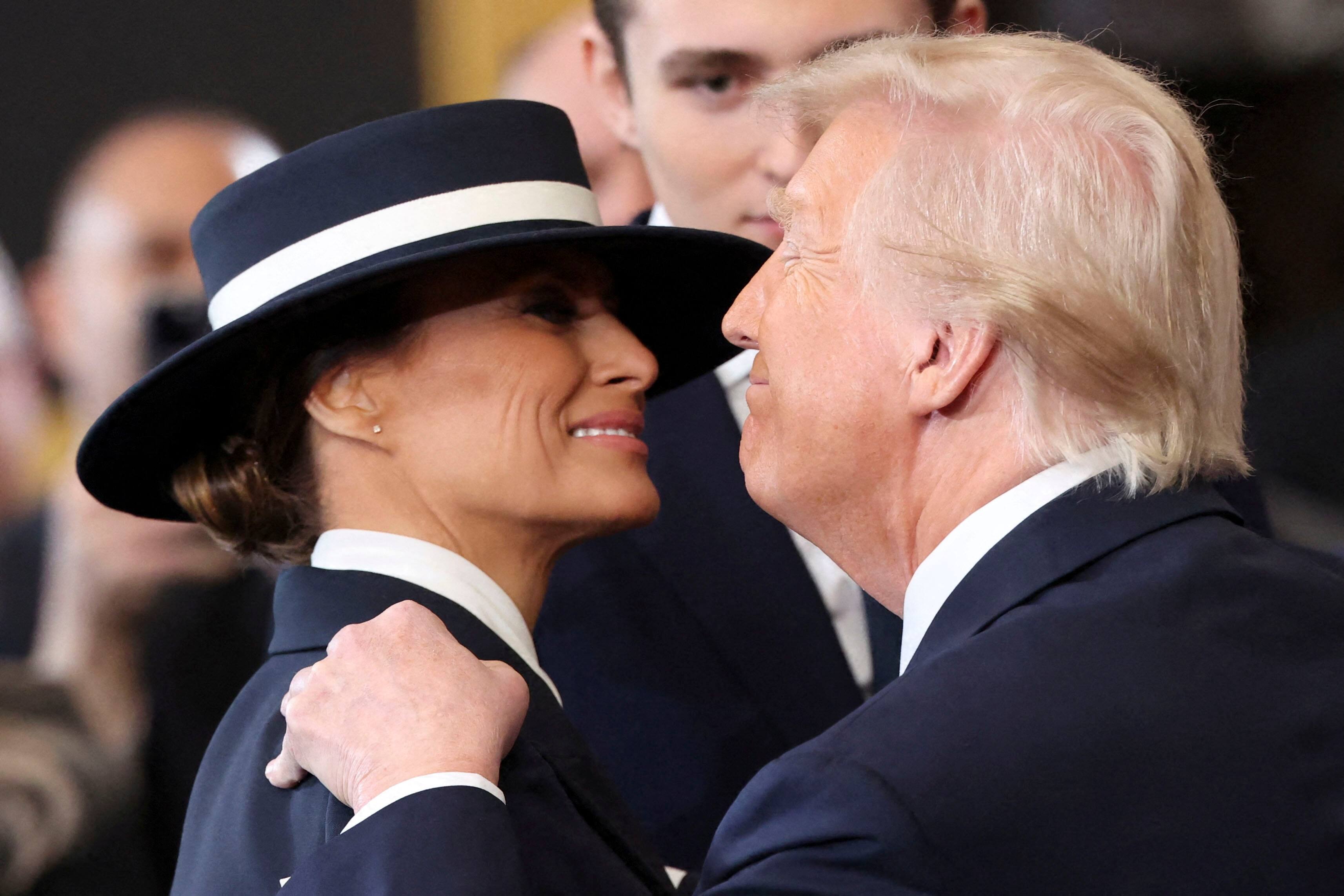 EN IMAGES | Énorme chapeau et robe bleu marine: la tenue de Melania ...