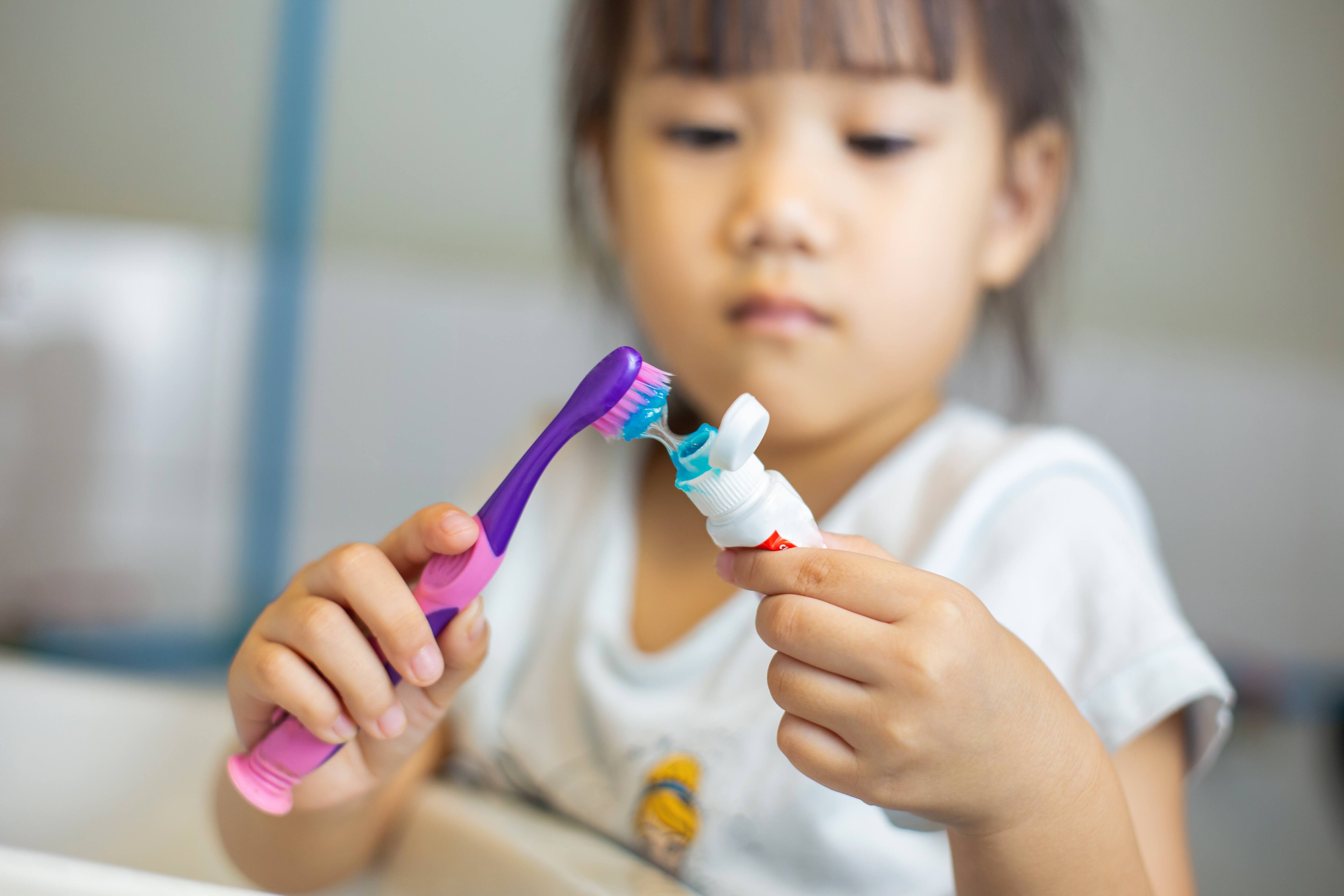 Voici comment bien brosser les dents de votre enfant pour éviter la ...