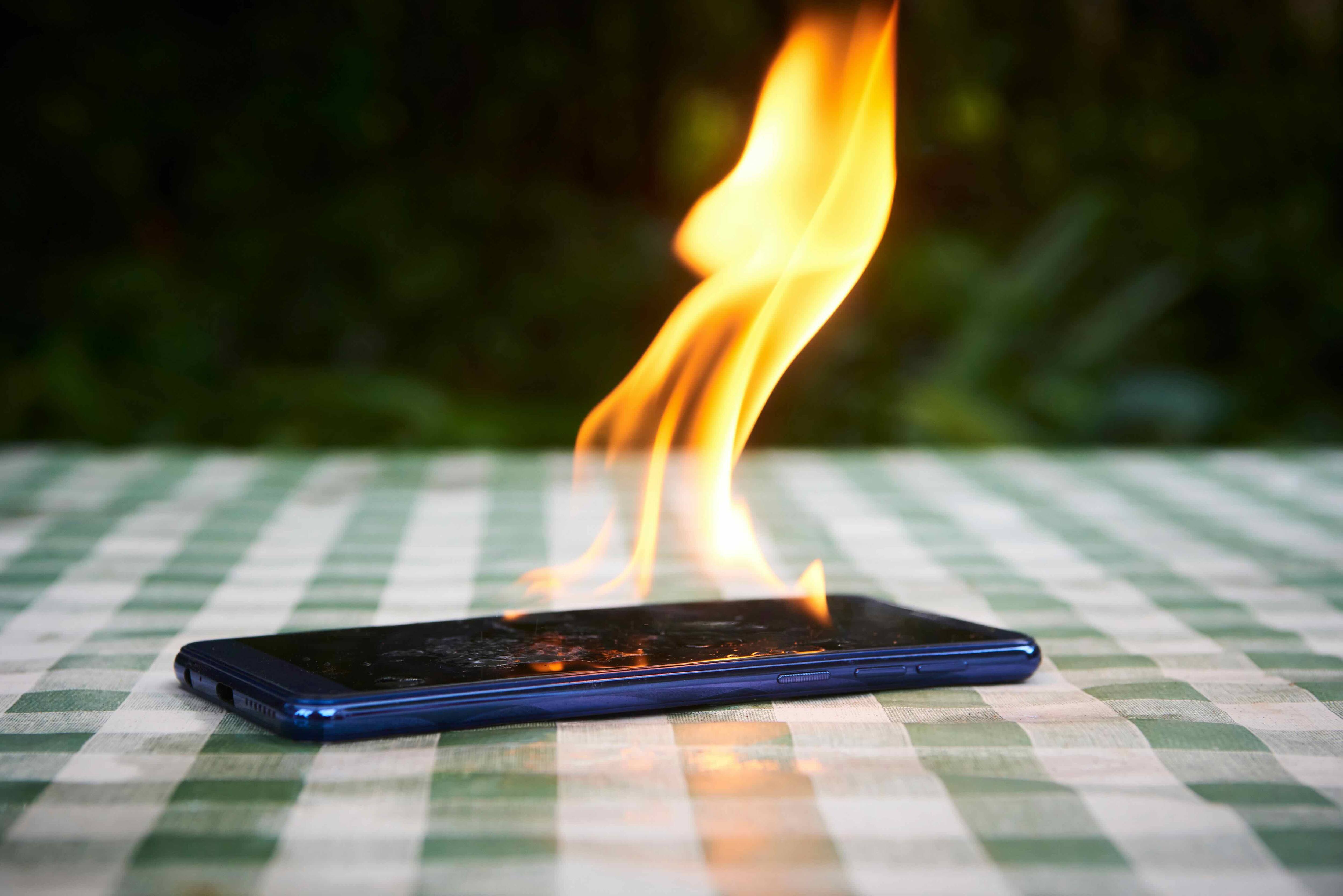 Pourquoi (et comment) les piles au lithium prennent-elles en feu? | TVA ...