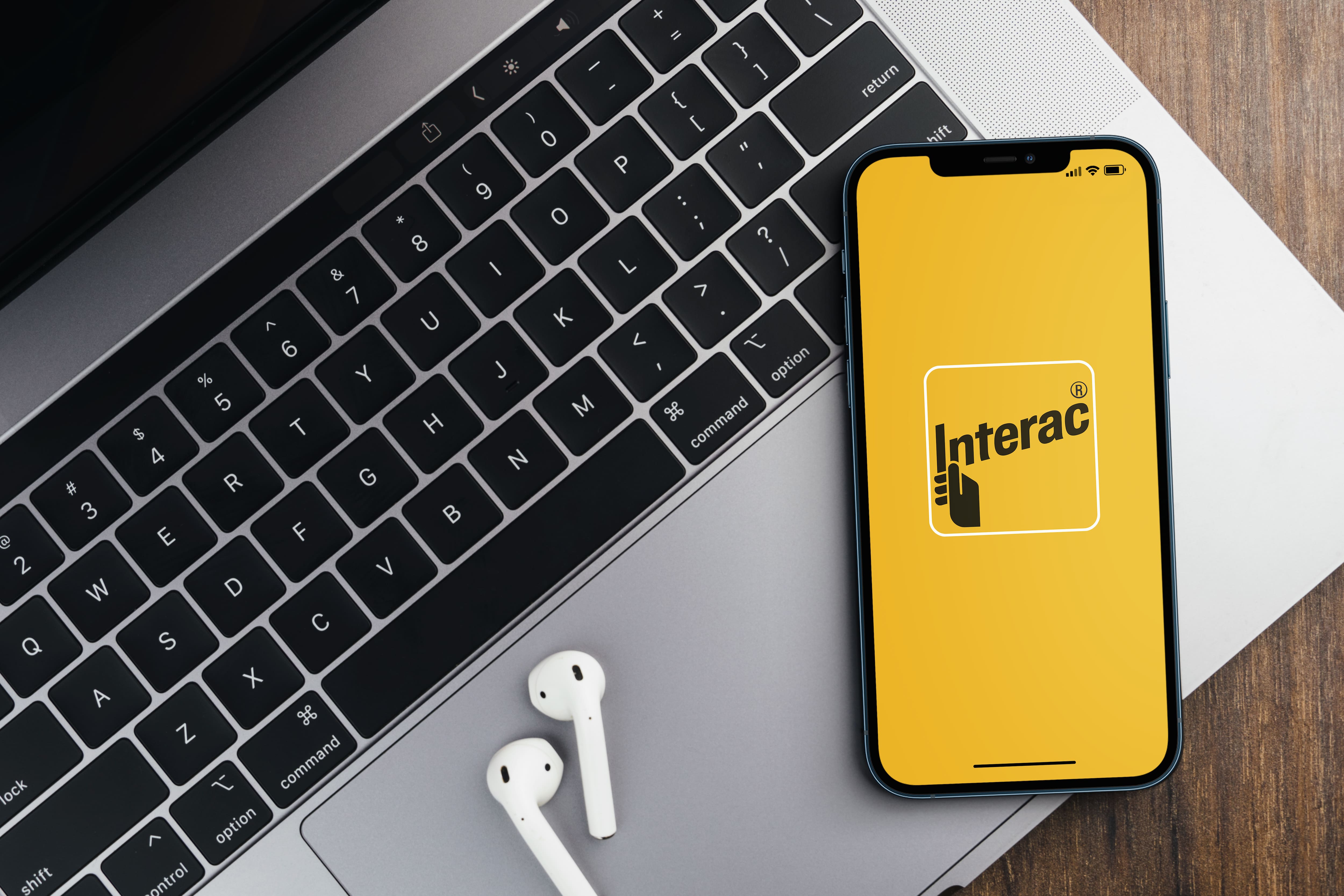 Plus de 1500 Canadiens signalent une panne du service Interac | TVA ...