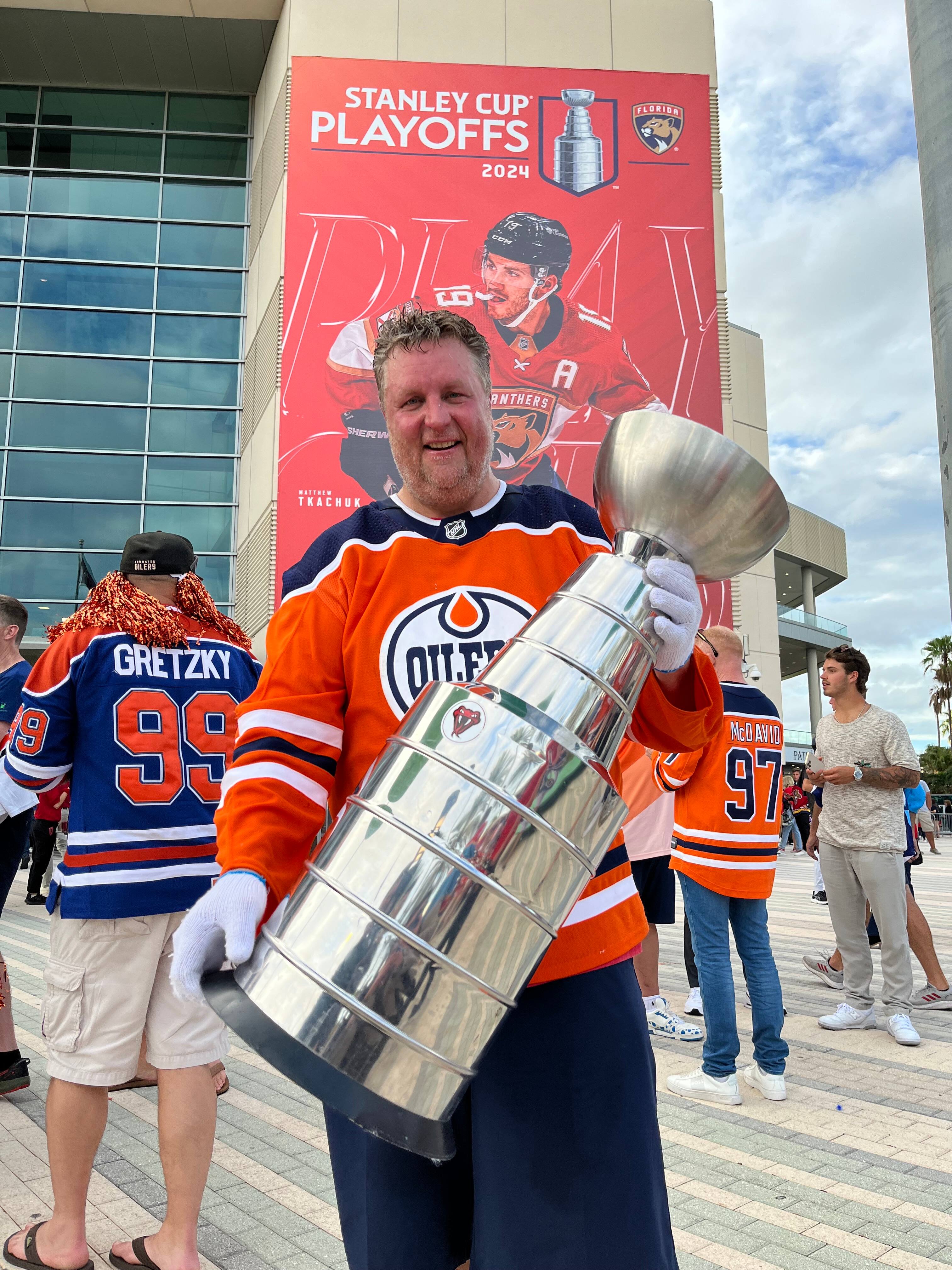 [EN PHOTOS] Les partisans des Oilers ont envahi Sunrise et... Fort ...