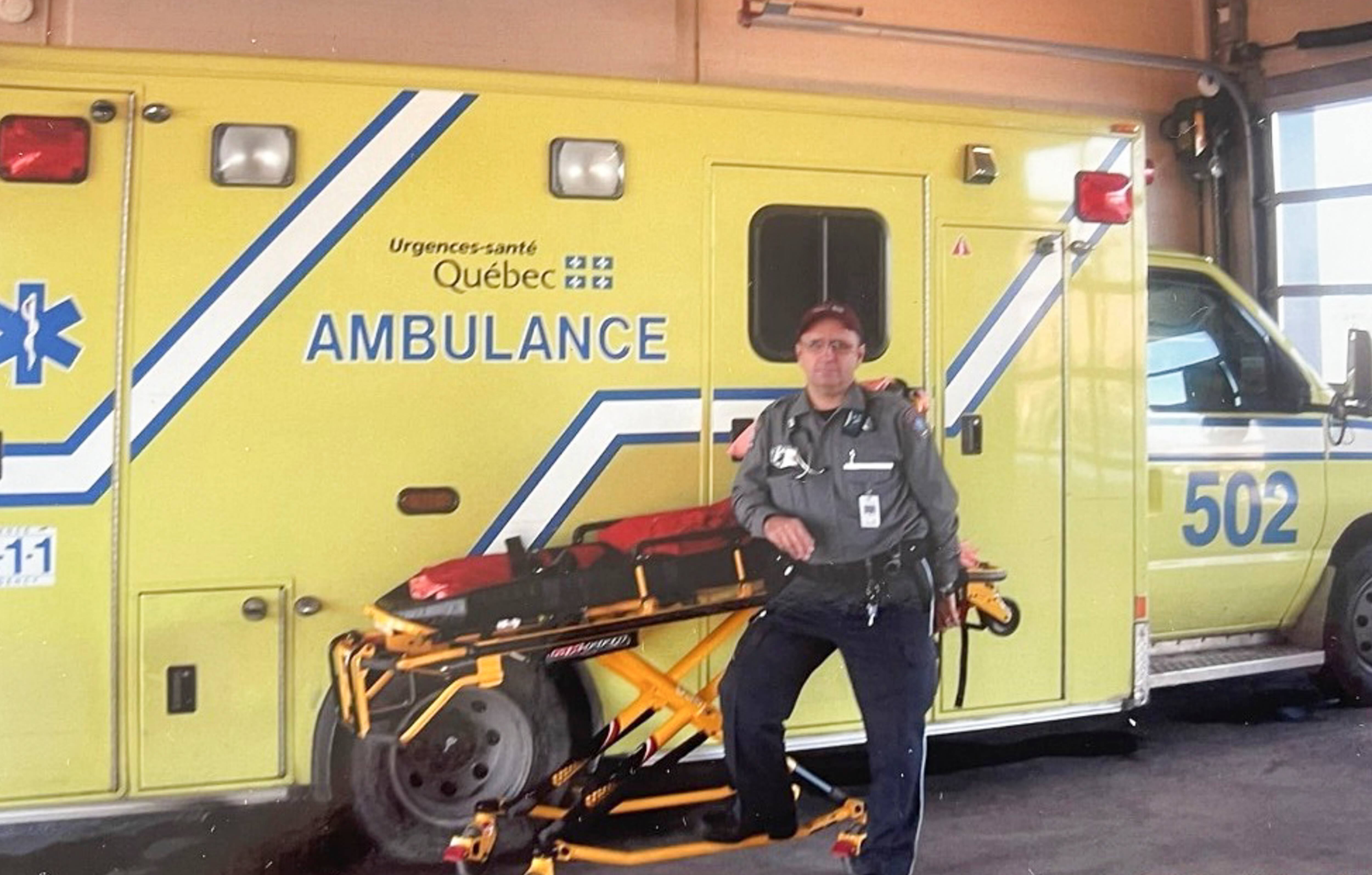 Un ambulancier souligne 50 années à parcourir les rues de Montréal en ...