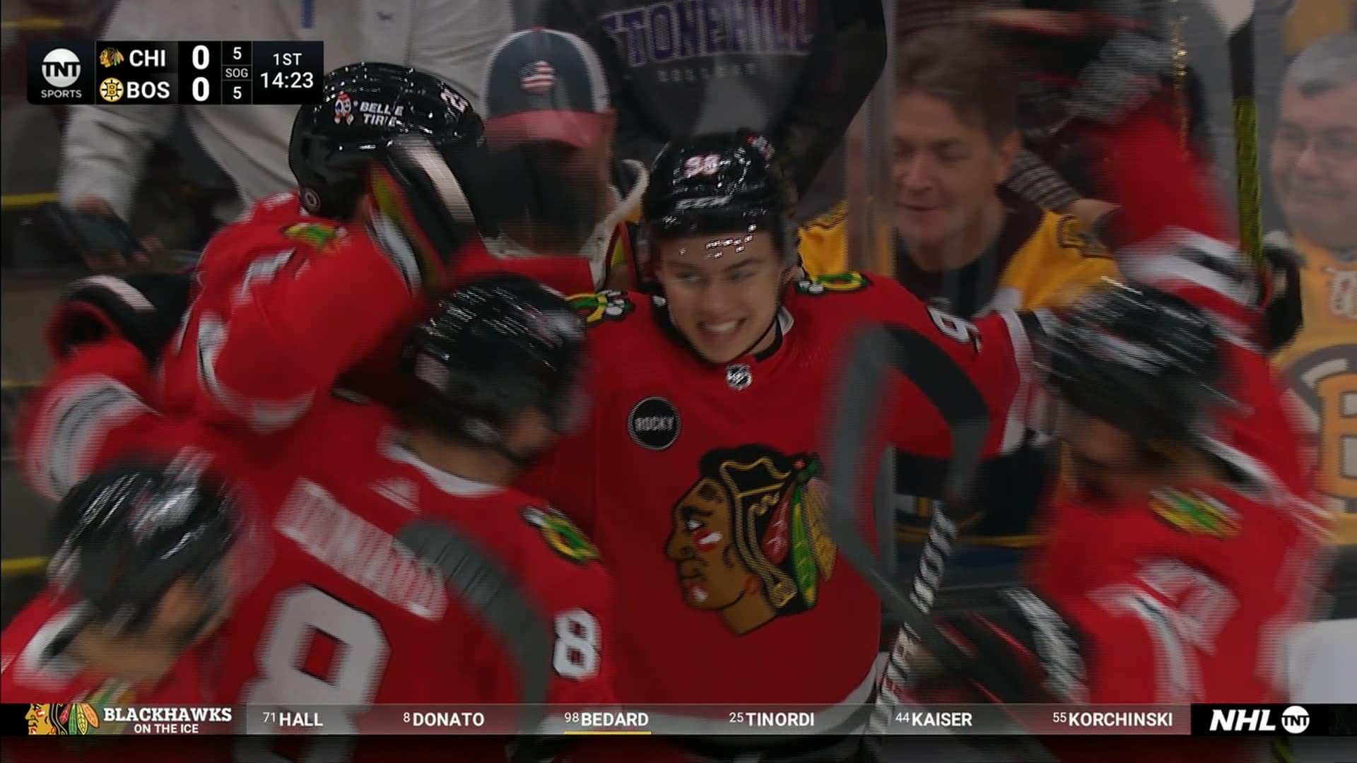 À VOIR: Connor Bedard marque son 1er but de superbe façon! - TVA Sports