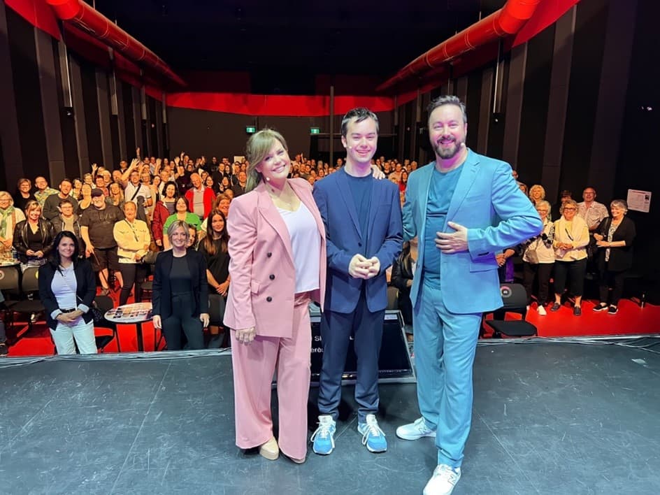 Benjamin Gratton de «STAT» sur scène avec ses parents dans le spectacle ...