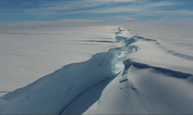 EN IMAGES | Un immense iceberg se détache de la banquise en Antarctique ...