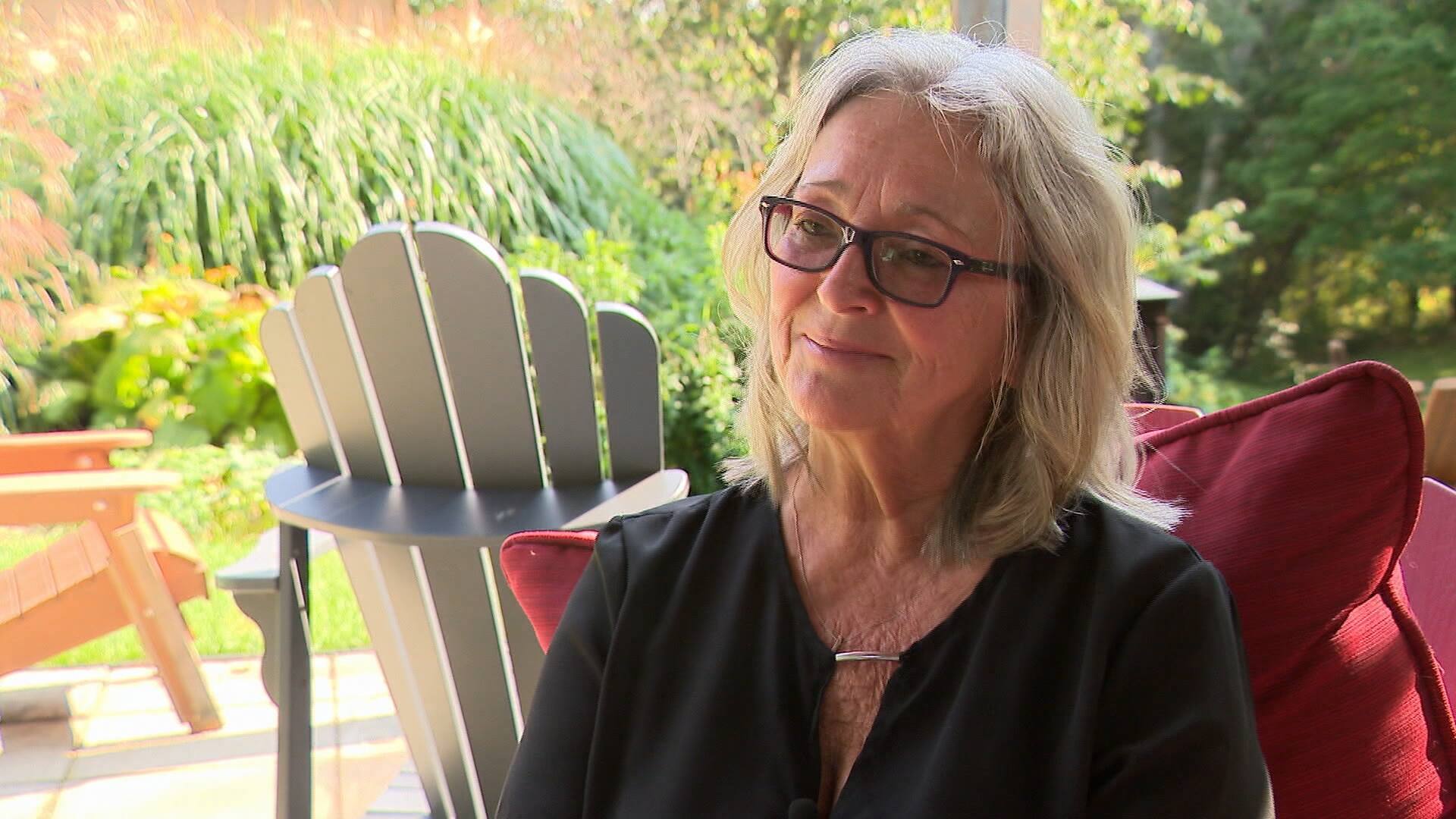 Une infirmière retraitée expérimentée forcée de retourner à l’école ...