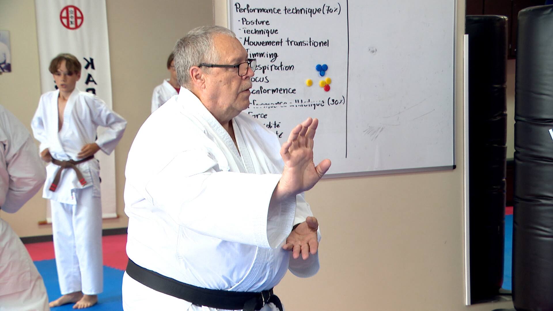 À l’âge de 71 ans, il pratique et enseigne le karaté | TVA Nouvelles