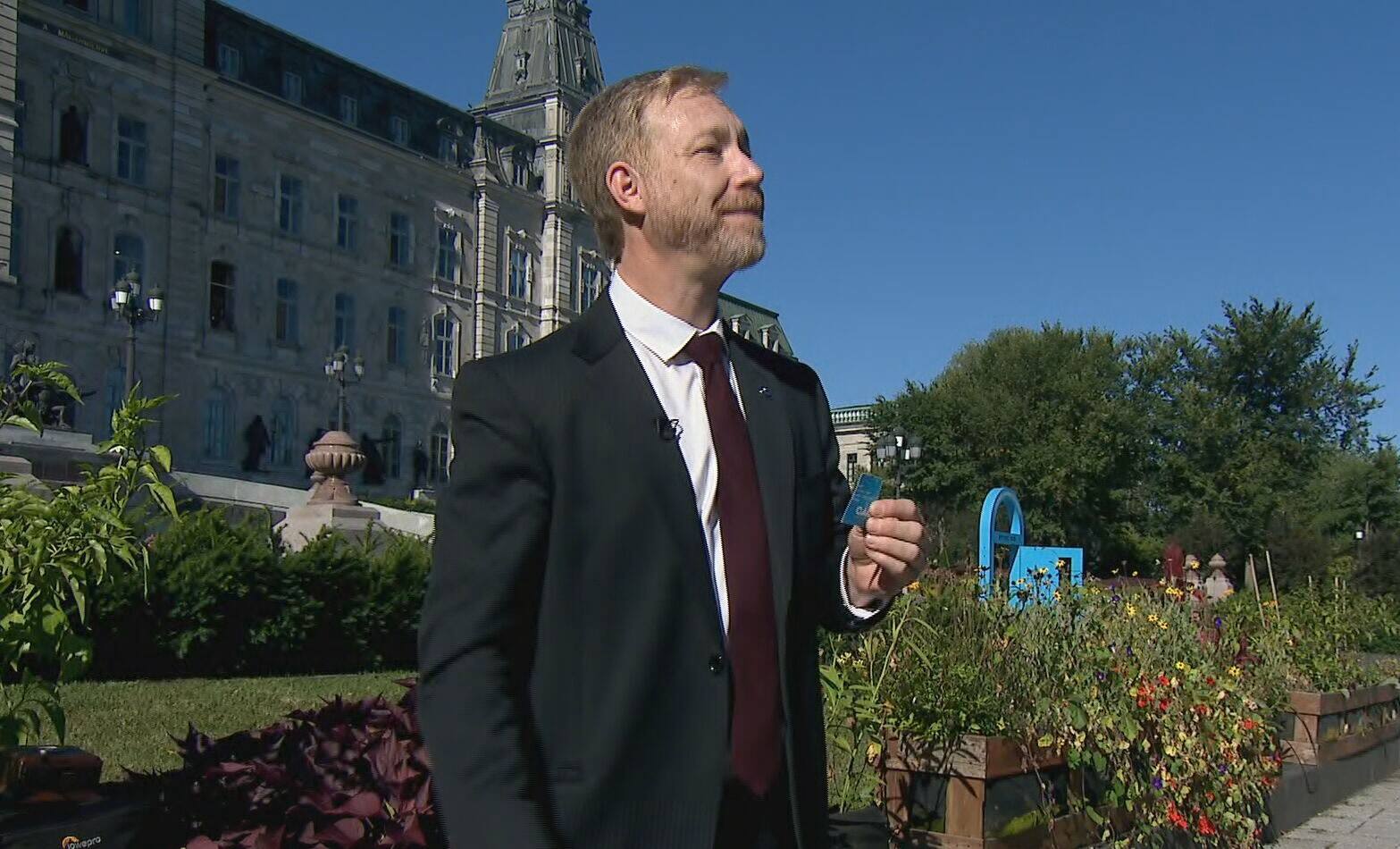 Youri Chassin détruit sa carte de la CAQ: «là il déchire sa carte, la ...