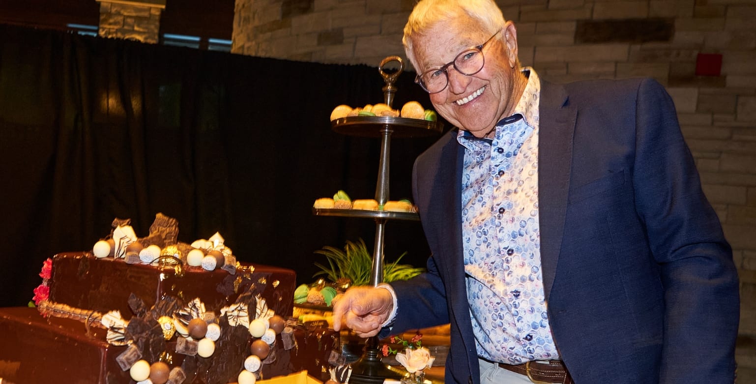 Michel Bergeron fête ses 80 ans avec François Legault et José Théodore ...